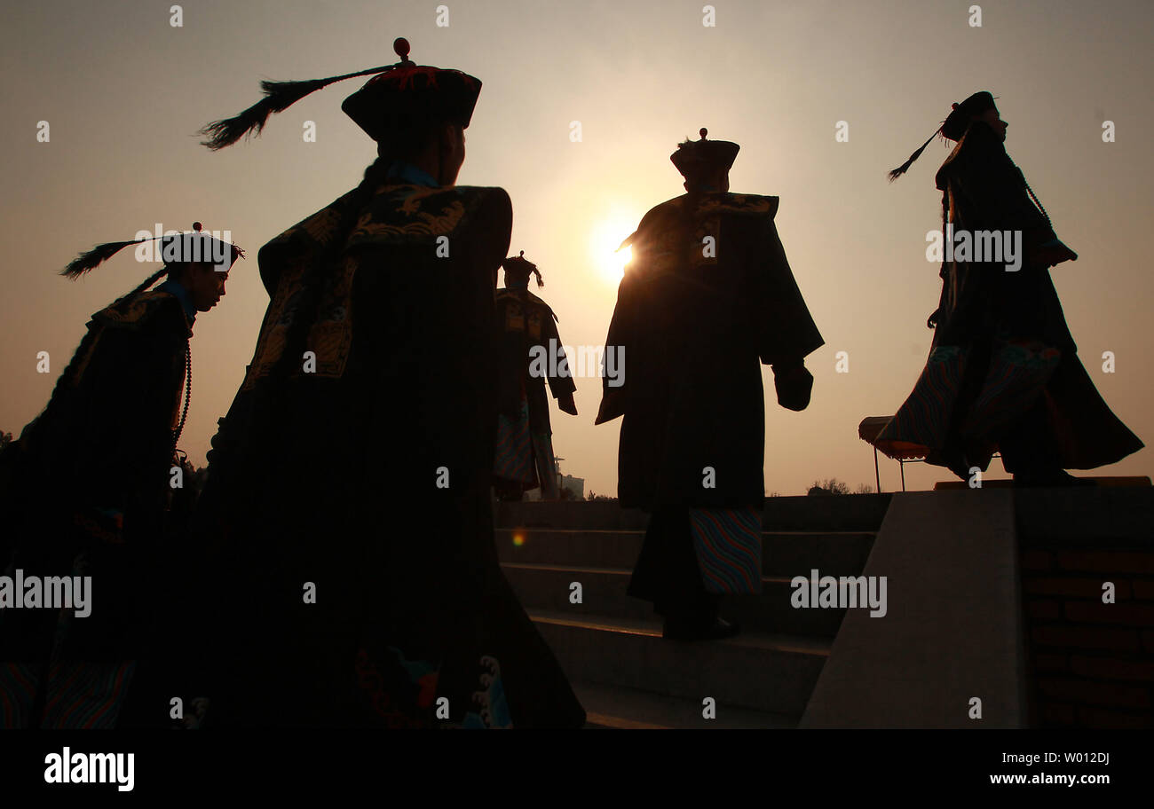 Chinese soldiers dressed as Qing Dynasty guards and as an emperor ...