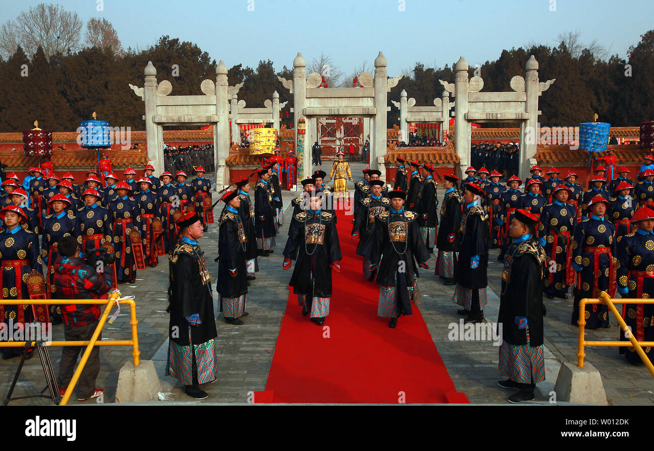 Chinese soldiers dressed as Qing Dynasty guards and as an emperor ...