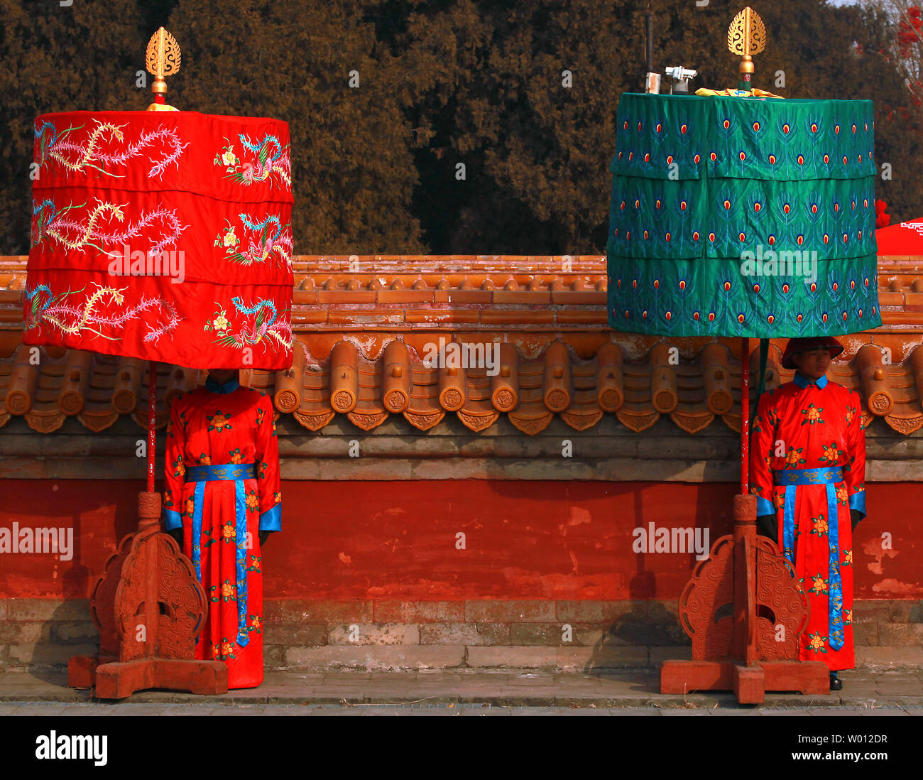 Chinese soldiers dressed as Qing Dynasty guards and as an emperor ...