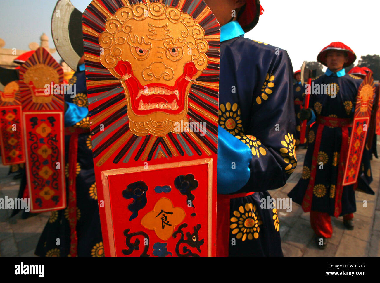 Chinese soldiers dressed as Qing Dynasty guards and as an emperor ...