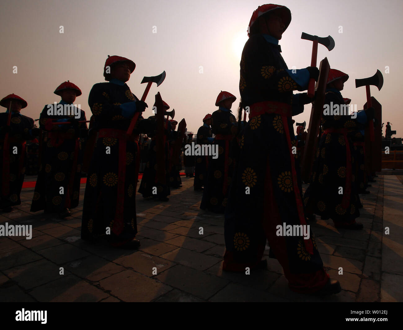 Chinese soldiers dressed as Qing Dynasty guards and as an emperor ...
