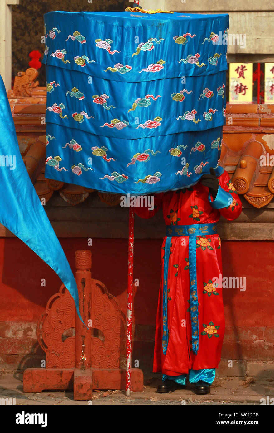 Chinese soldiers dressed as Qing Dynasty guards and as an emperor ...