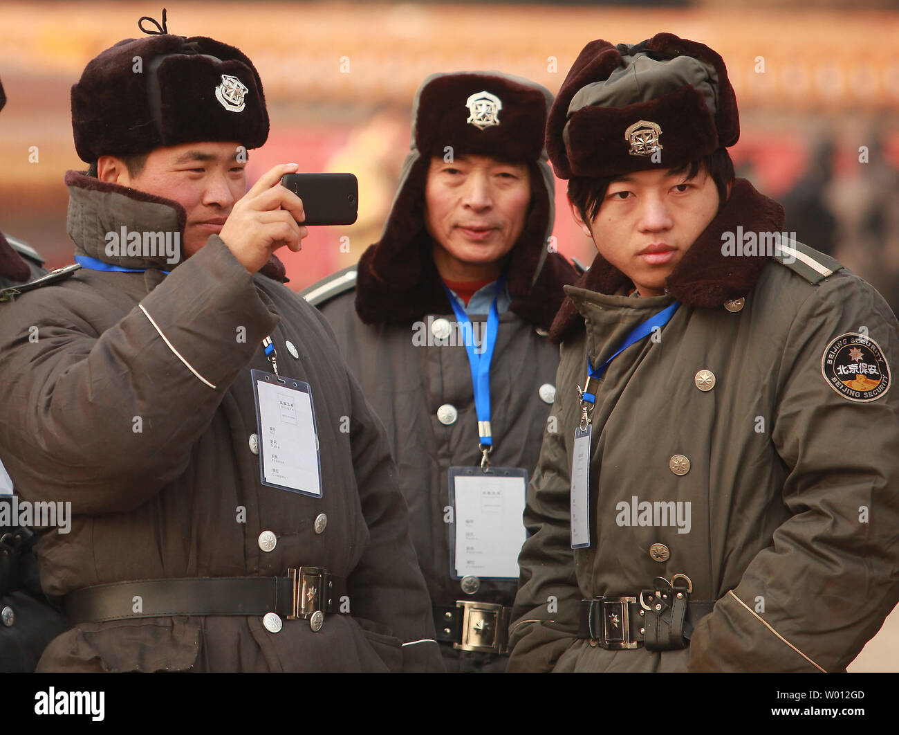 Security guards film Chinese soldiers dressed as Qing Dynasty guards ...
