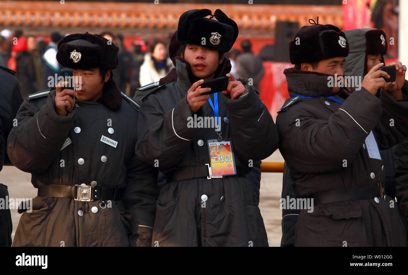 Security guards film Chinese soldiers dressed as Qing Dynasty guards ...