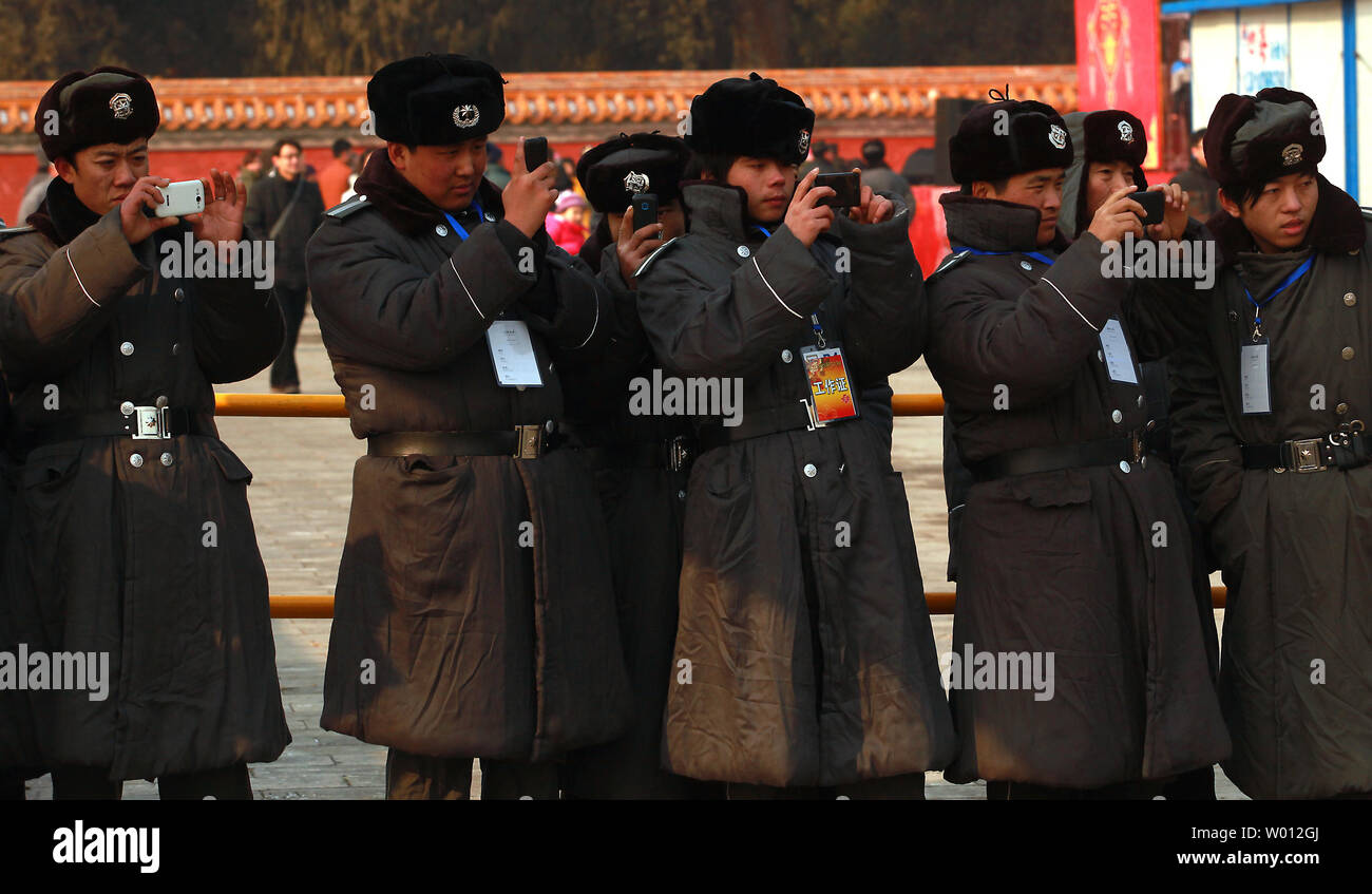 Security guards film Chinese soldiers dressed as Qing Dynasty guards ...