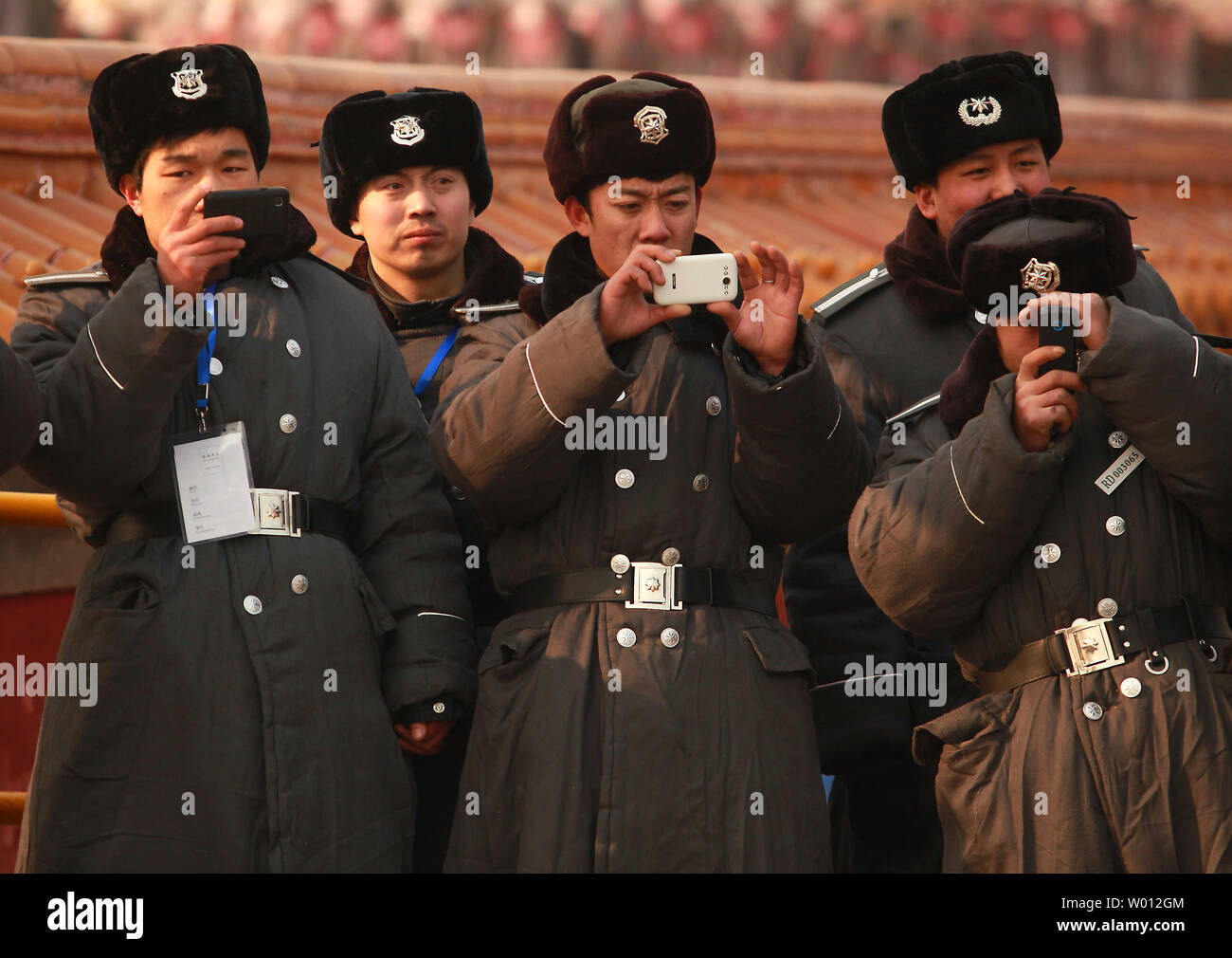 Security guards film Chinese soldiers dressed as Qing Dynasty guards ...
