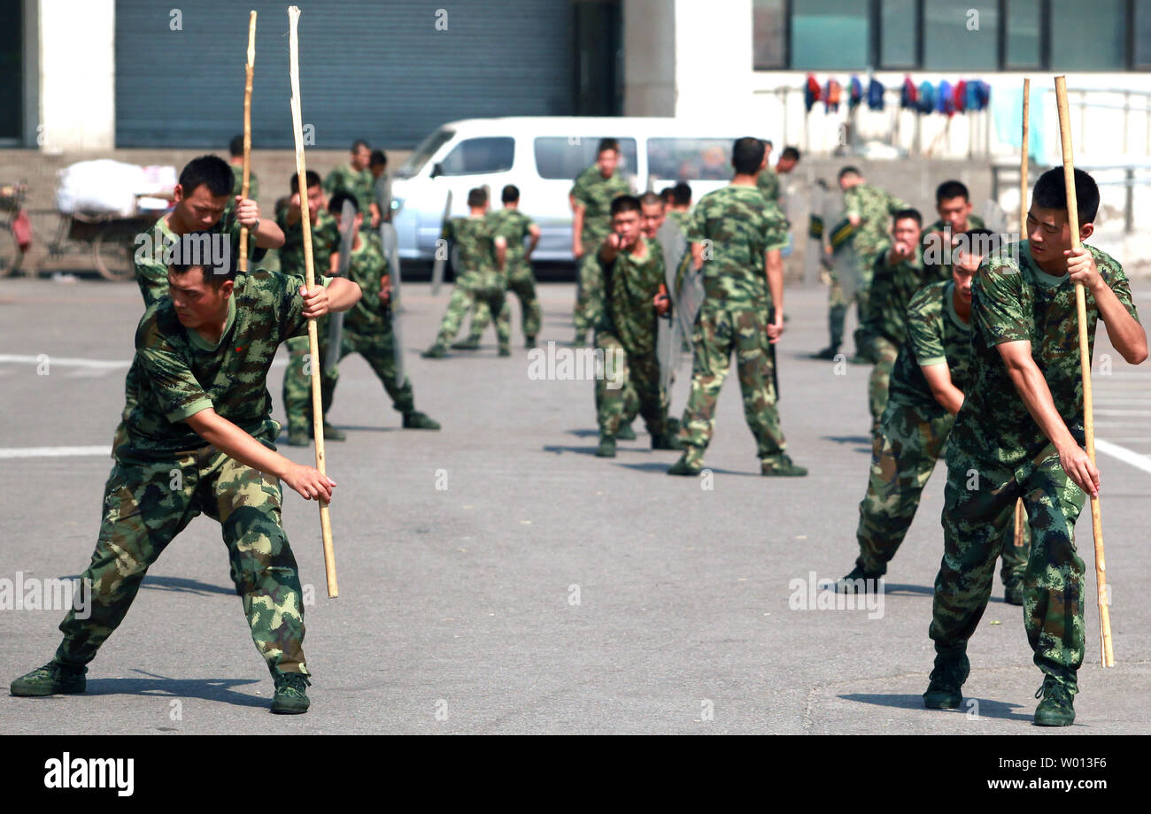 Chinese soldiers practice crowd control tactics outside their barracks ...