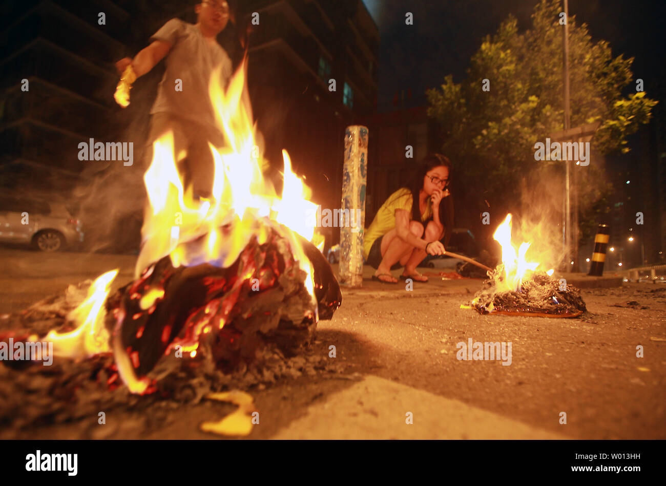 Chinese burn hi-res stock photography and images - Alamy