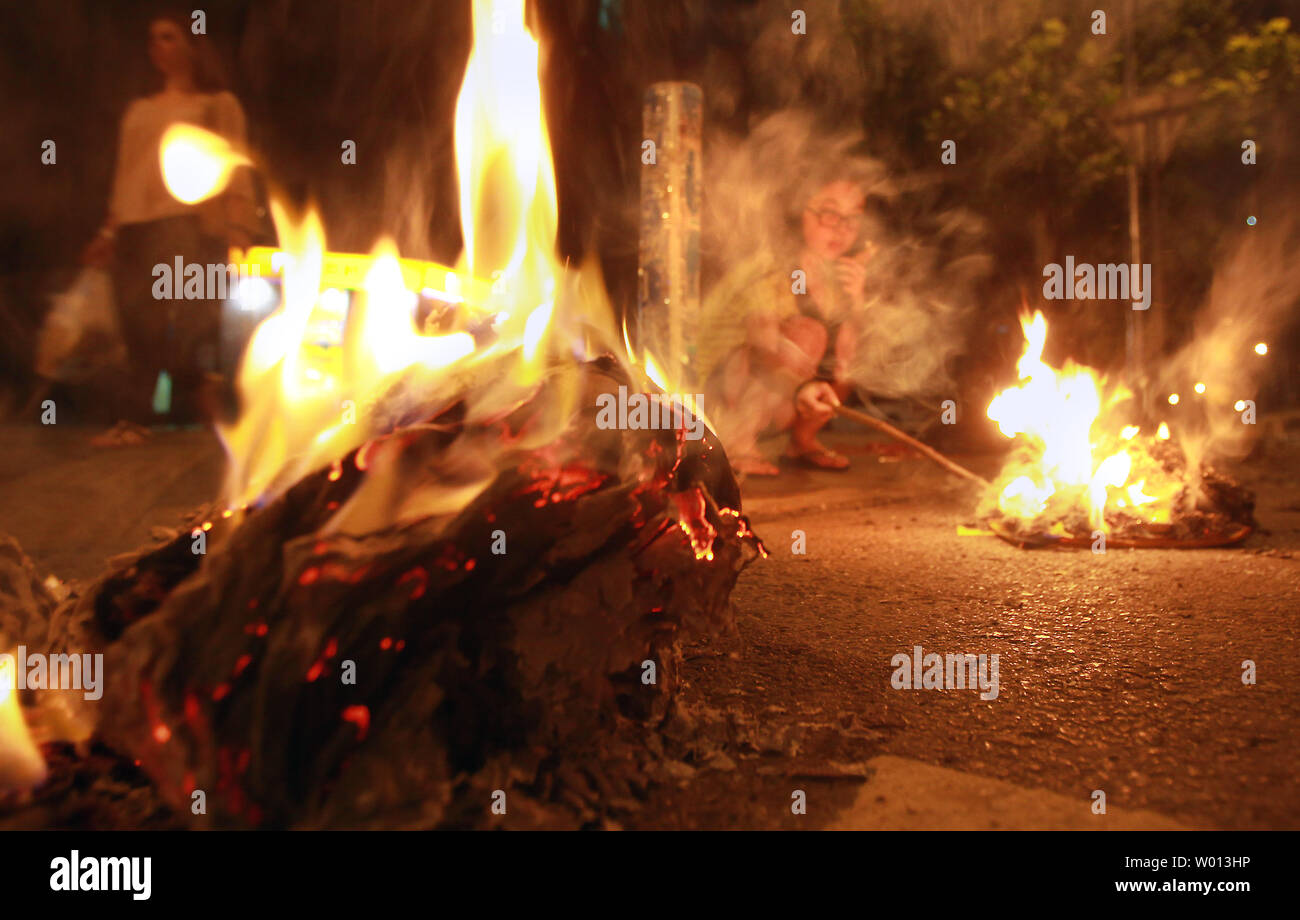 Chinese burn hi-res stock photography and images - Alamy