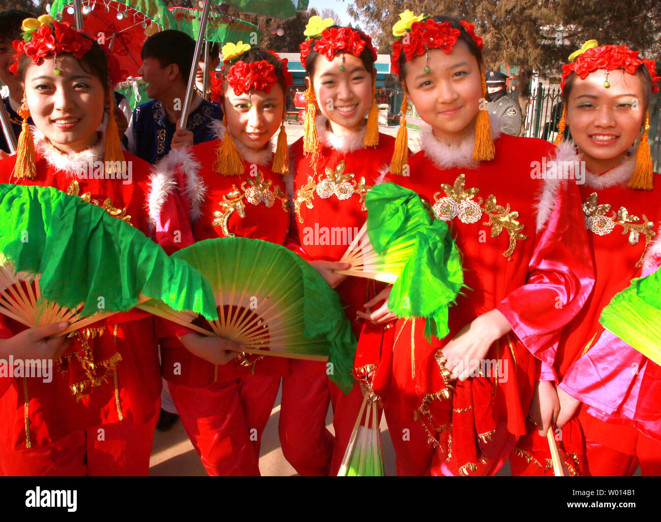 Chinese musicians and dancers perform at a temple fair in Beijing on ...