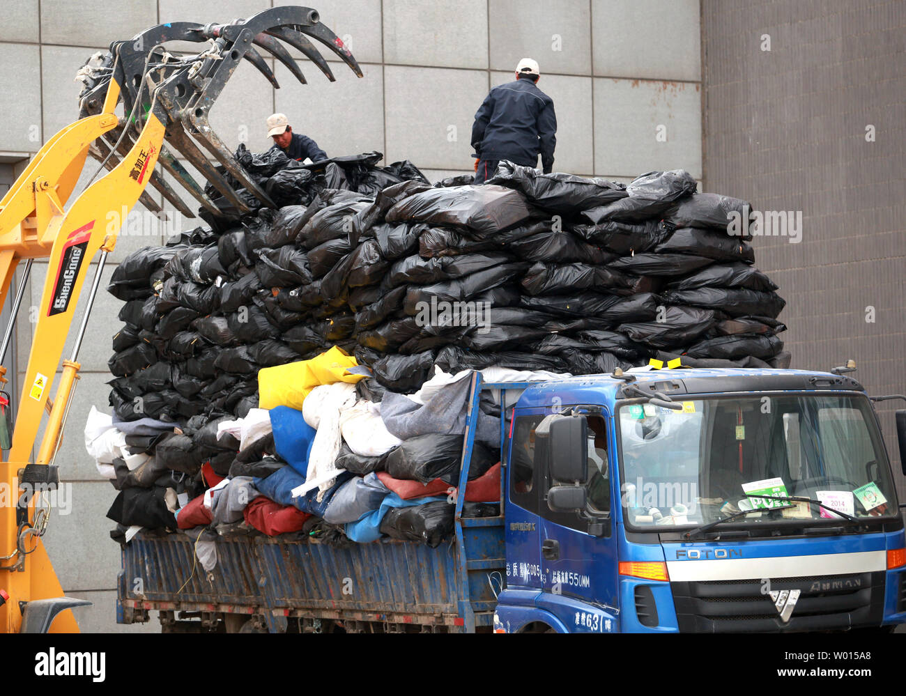 Workers atop a pile hi-res stock photography and images - Alamy