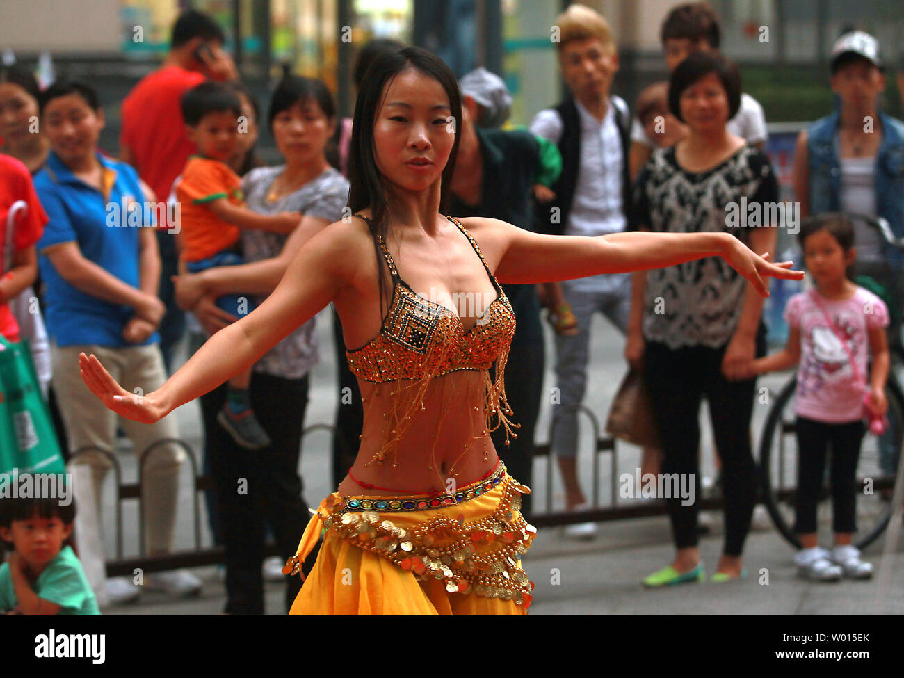 Belly dances hi-res stock photography and images - Alamy