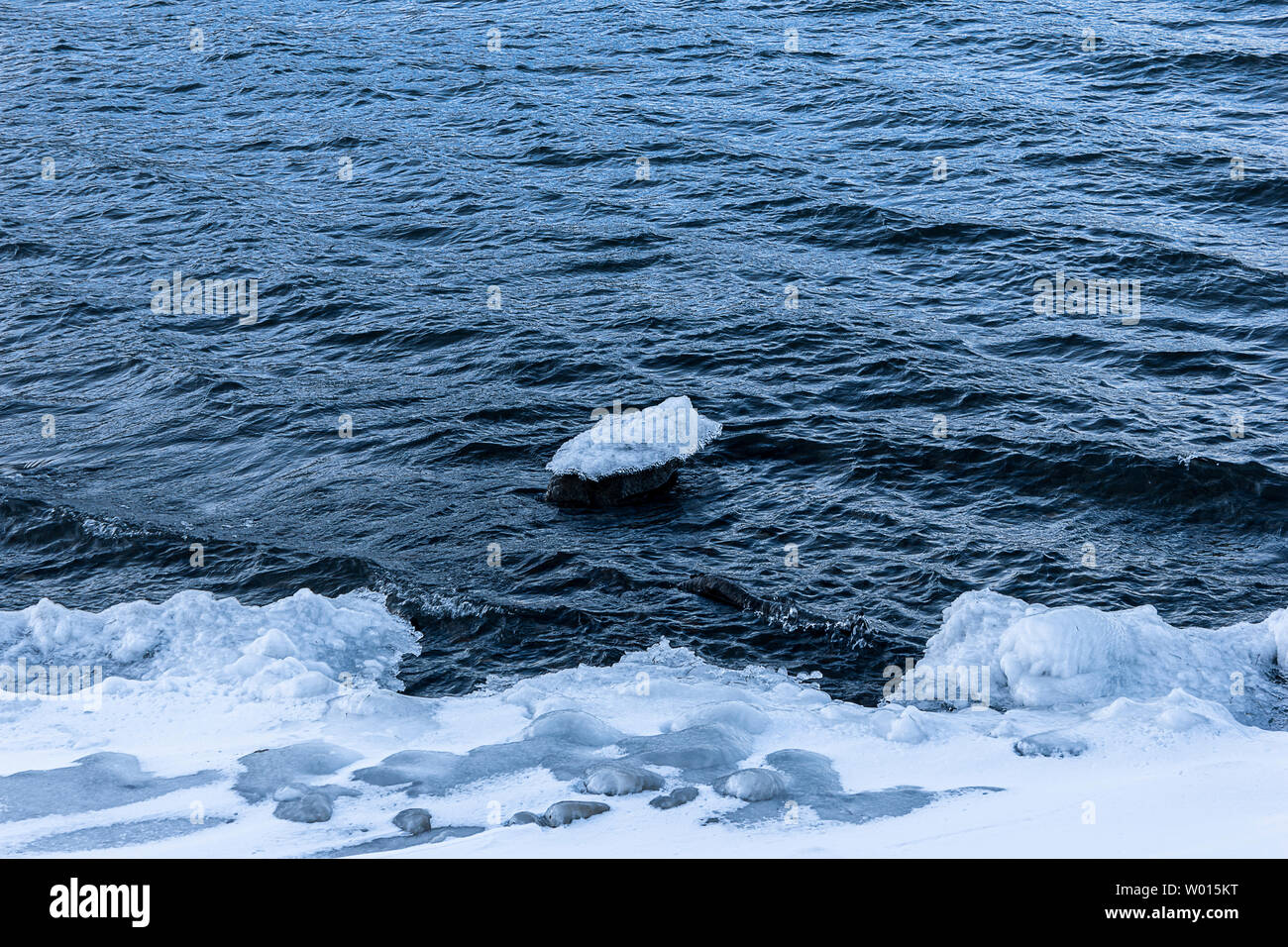 Cold and freezing weather hi-res stock photography and images - Alamy