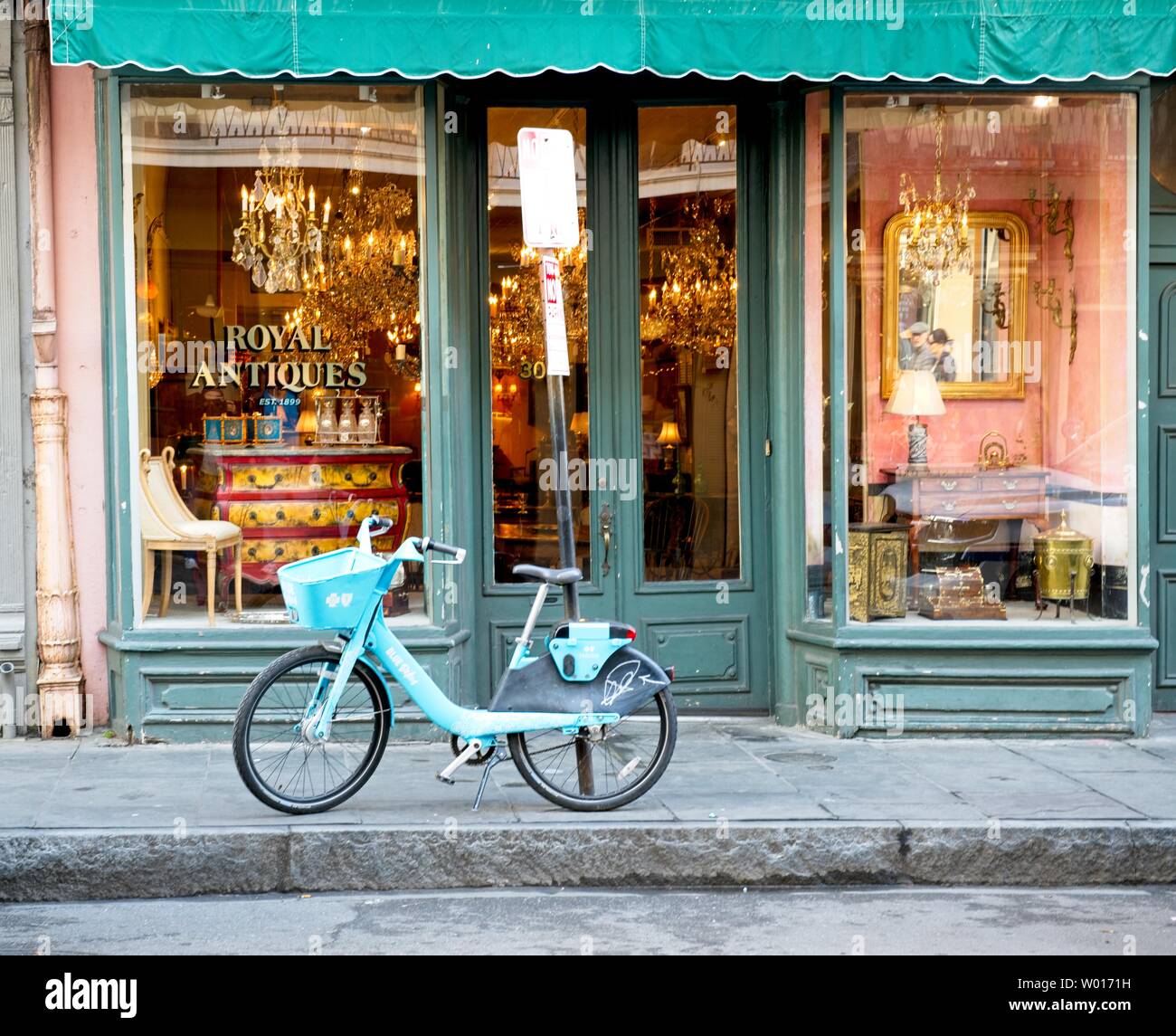 Historical light fixture store hi-res stock photography and images - Alamy