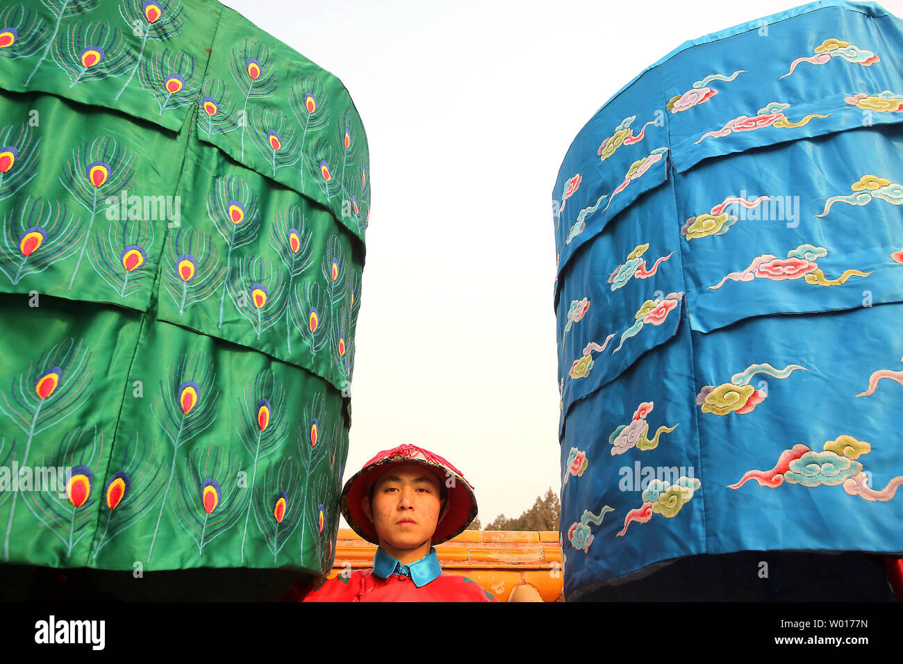 Chinese soldiers dressed as Qing Dynasty guards and as an emperor ...