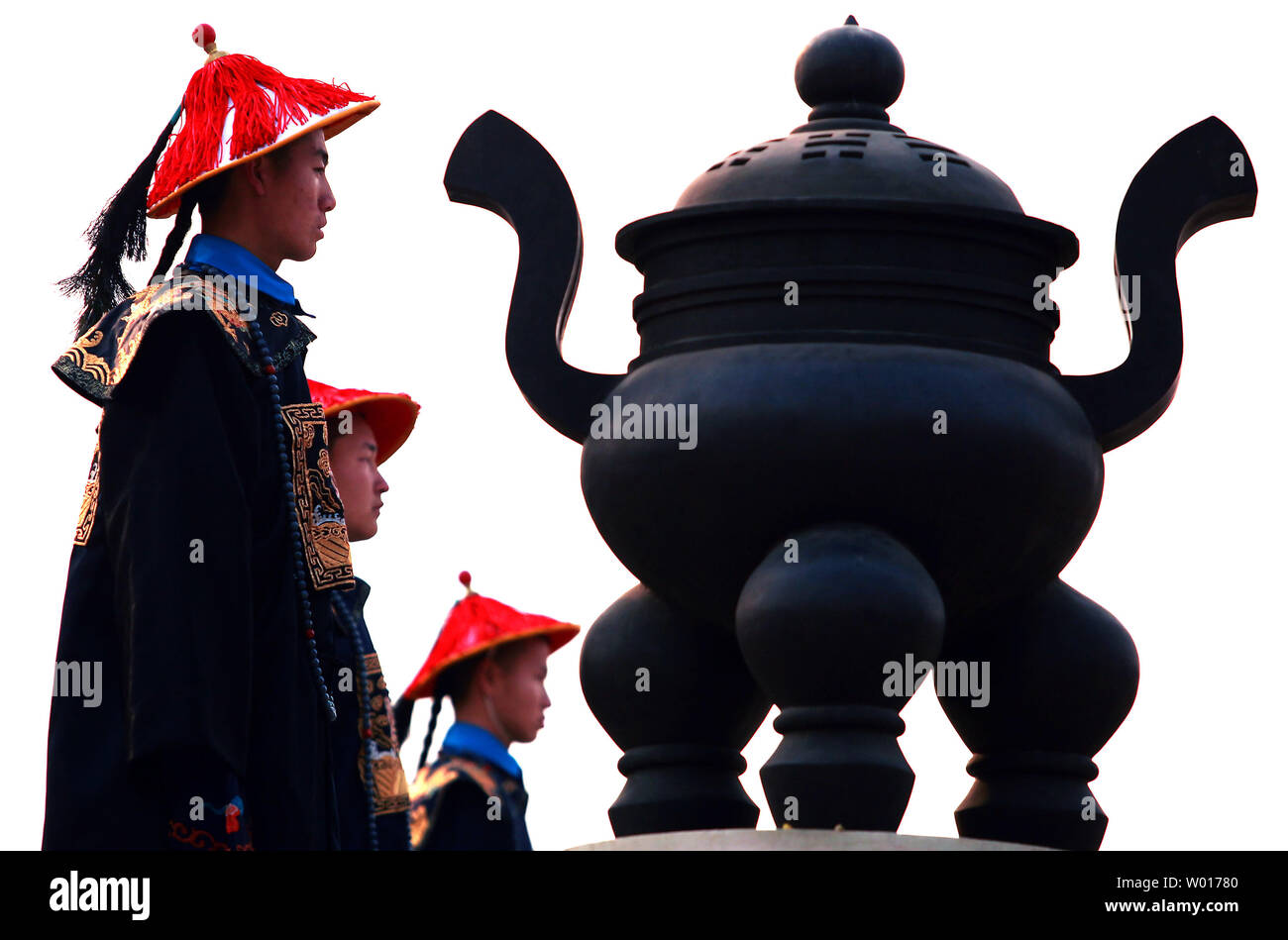 Chinese soldiers dressed as Qing Dynasty guards and as an emperor ...