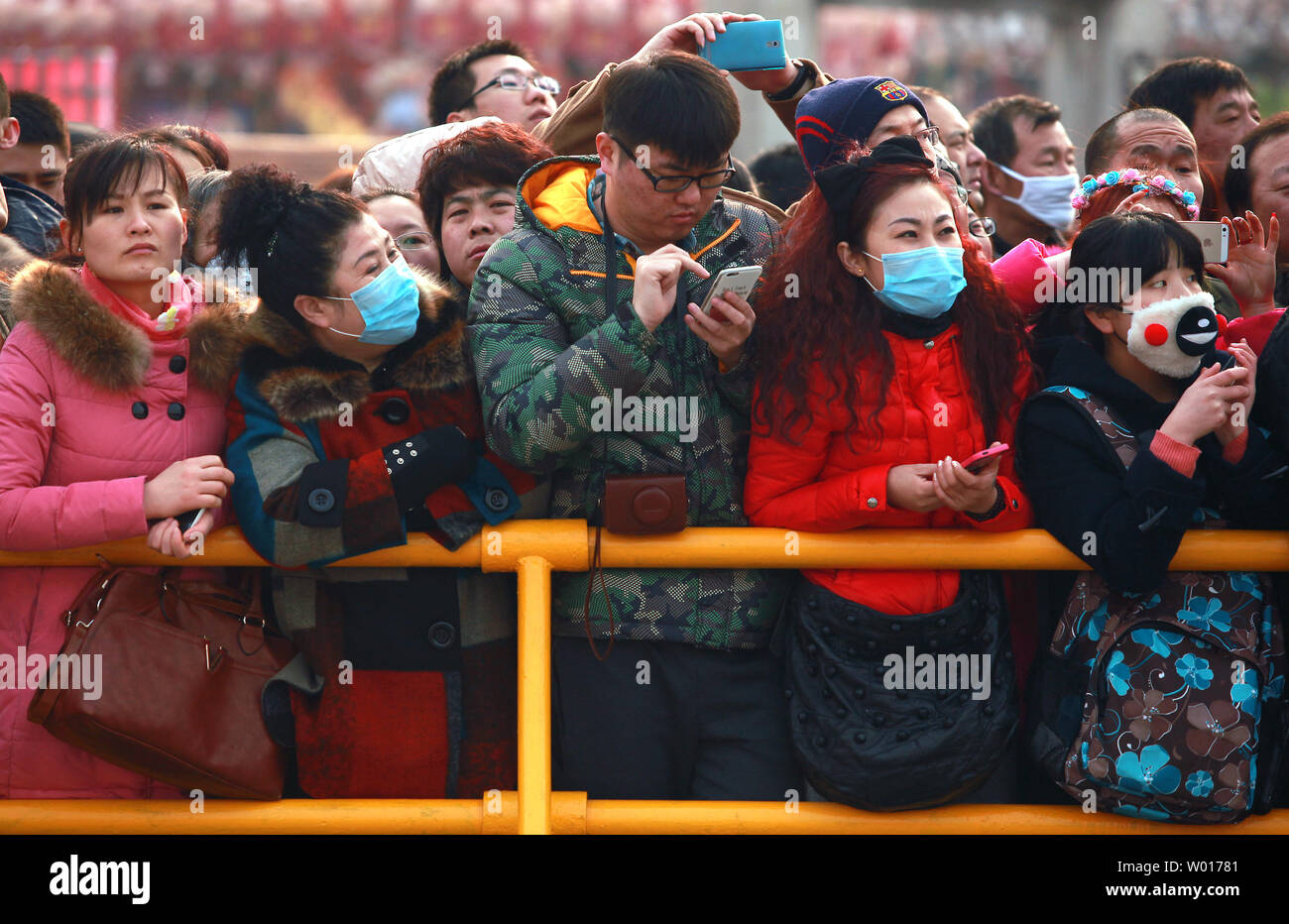 Chinese tourists watch Chinese soldiers dressed as Qing Dynasty guards ...