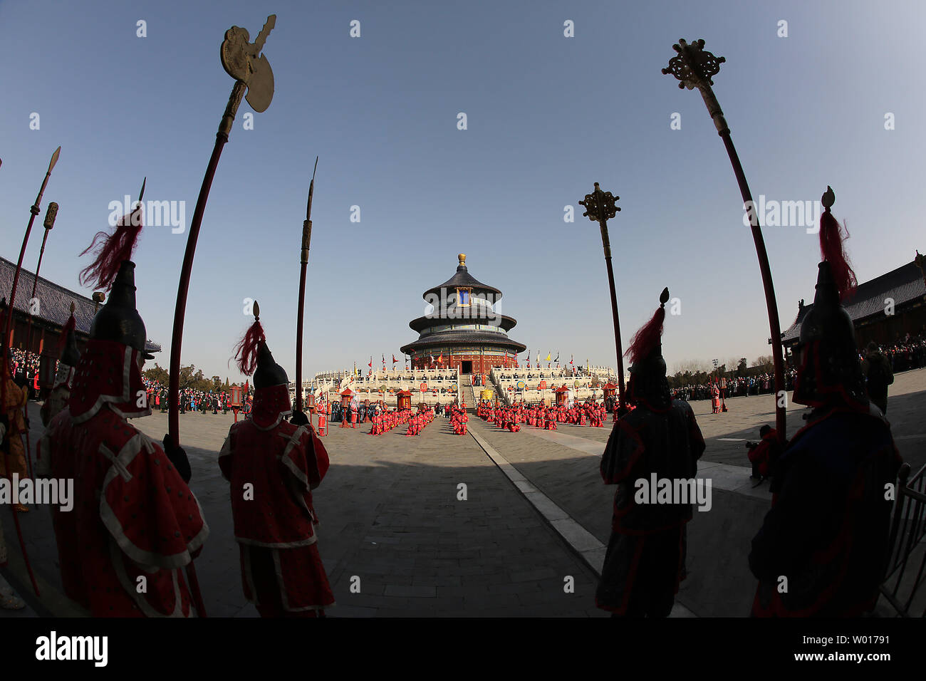 Chinese visit the Temple of Heaven during its Spring Festival Temple ...