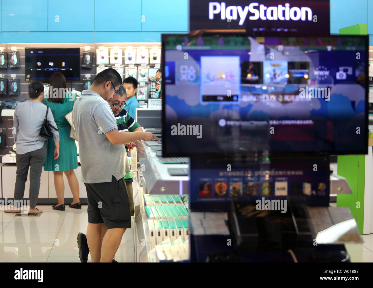 Fast computers hi-res stock photography and images - Alamy