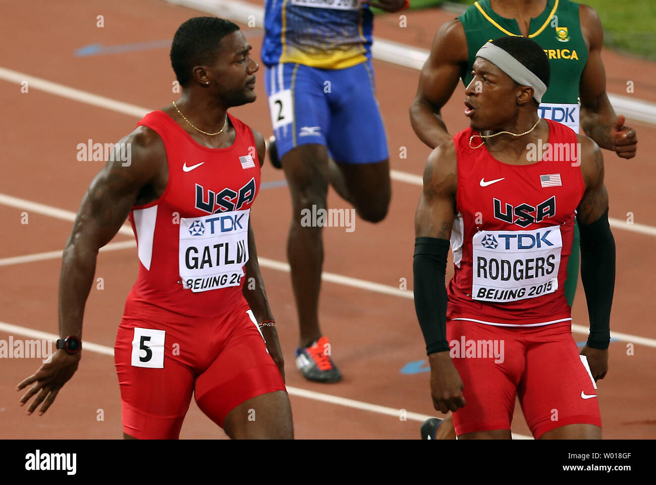 USA's Justin Gatlin (L) and teammate Mike Rodgers compete in the 100 ...