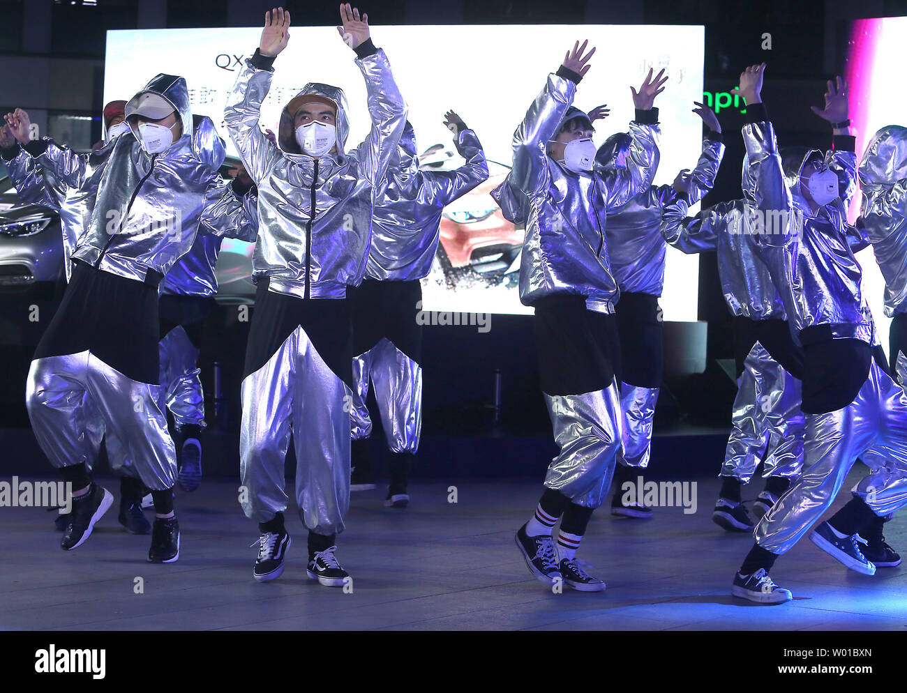 Chinese dancers wear safety masks, or respirators, due to severe air ...