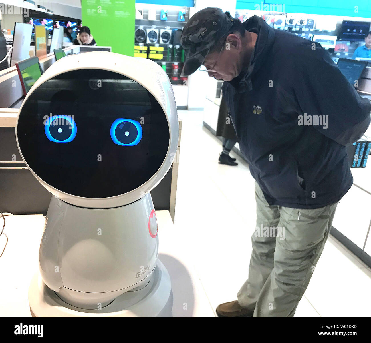 Smart home technology and robots hi-res stock photography and images ...