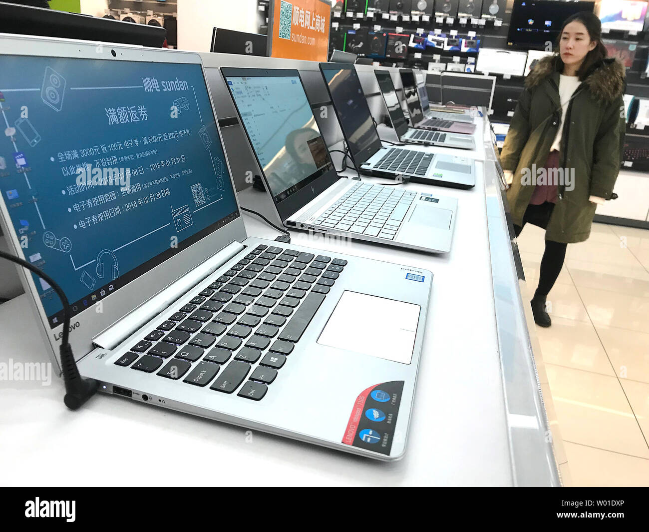 China growing debt hi-res stock photography and images - Alamy