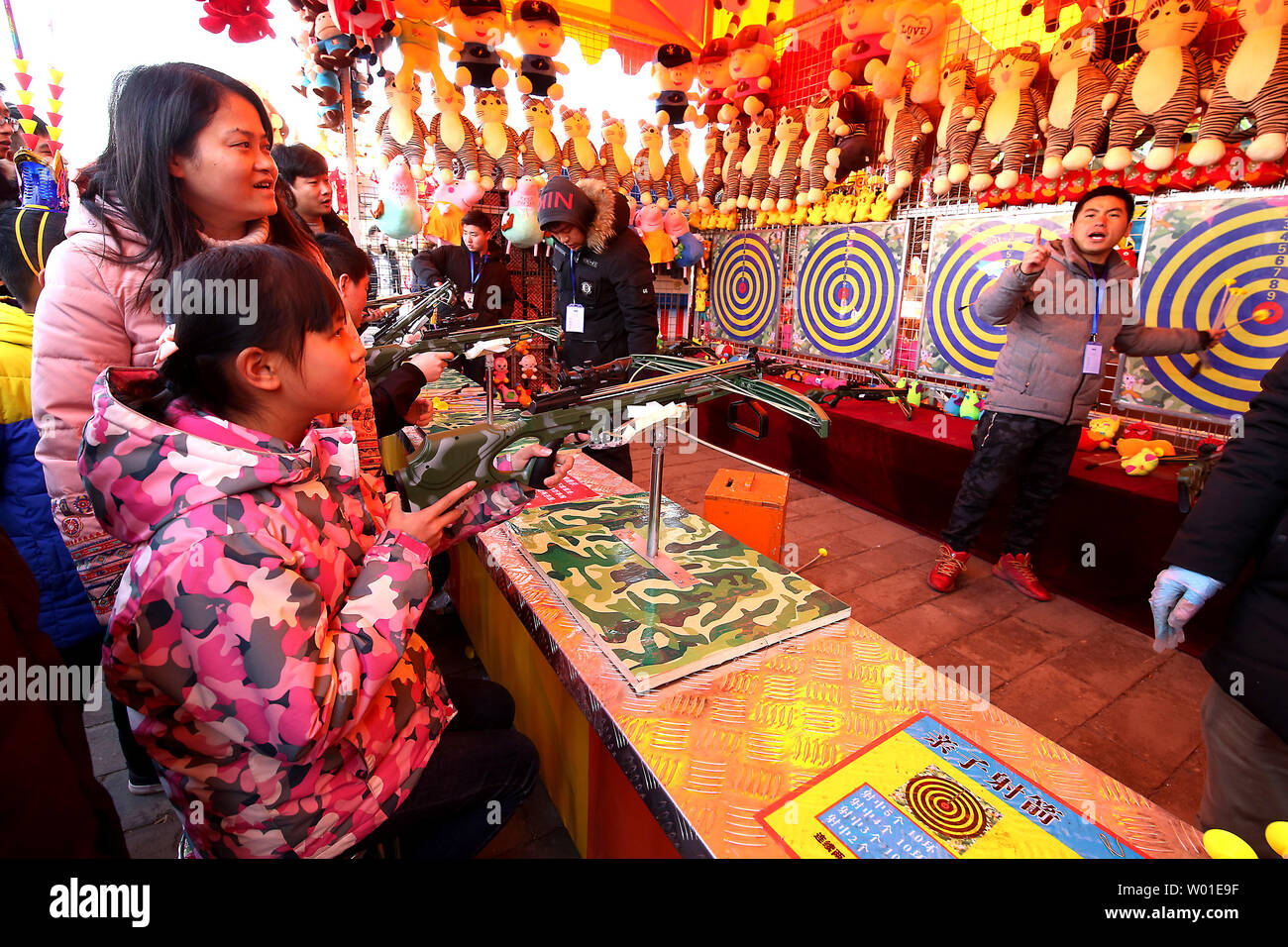 Chinese games arcade hi-res stock photography and images - Alamy