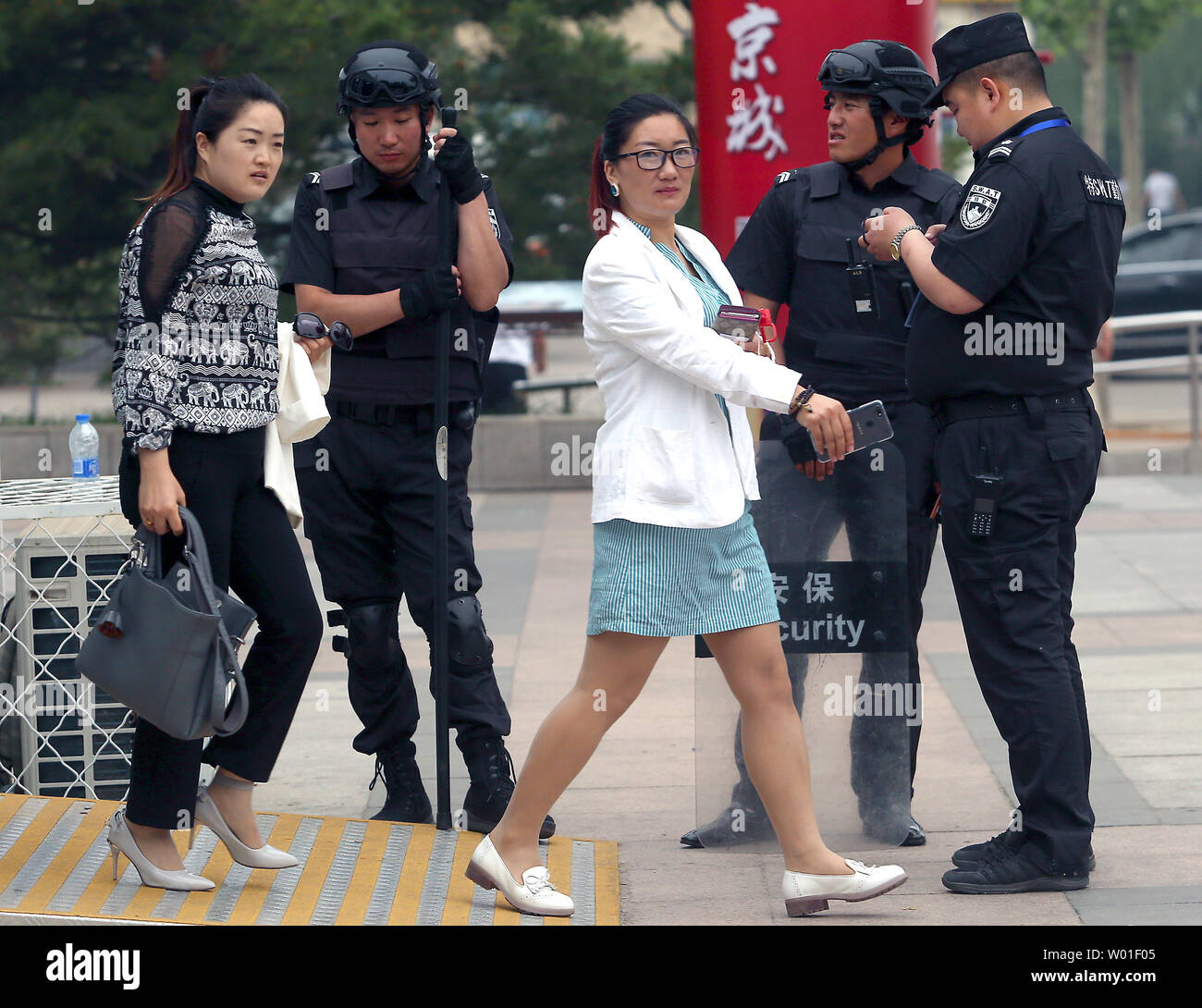 Shopping mall security guards hi-res stock photography and images - Alamy