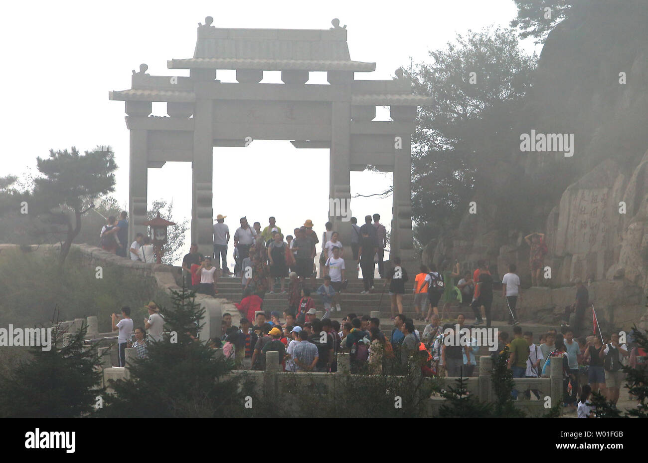 Chinese and foreign tourists brave the weather to visit and climb Mount ...