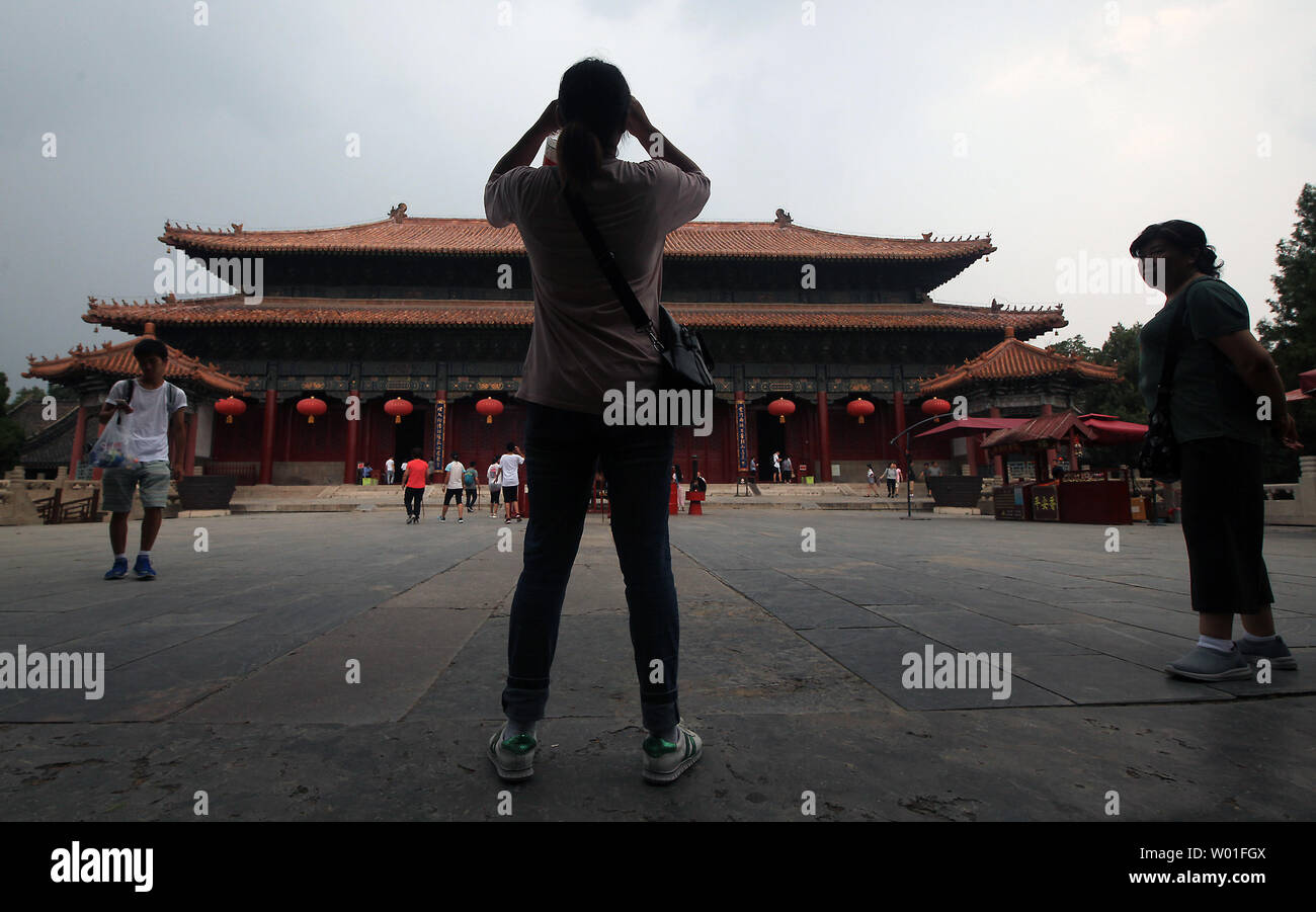 Chinese visit the Temple of the God of Mount Tai in Tai'an, Shandong ...