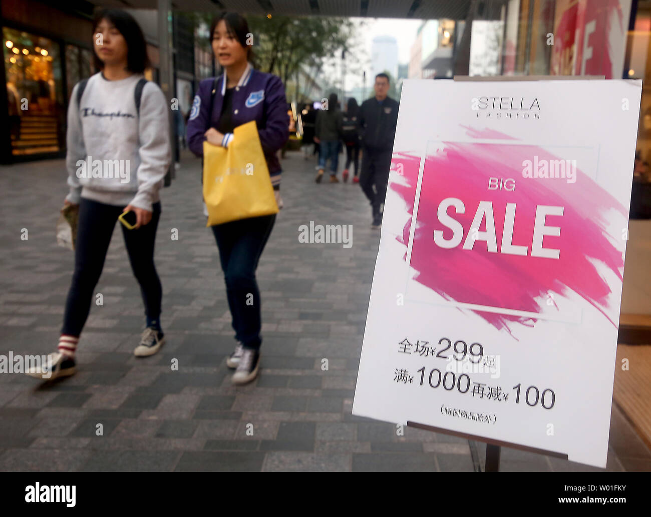 Chinas imports and exports hi-res stock photography and images - Alamy