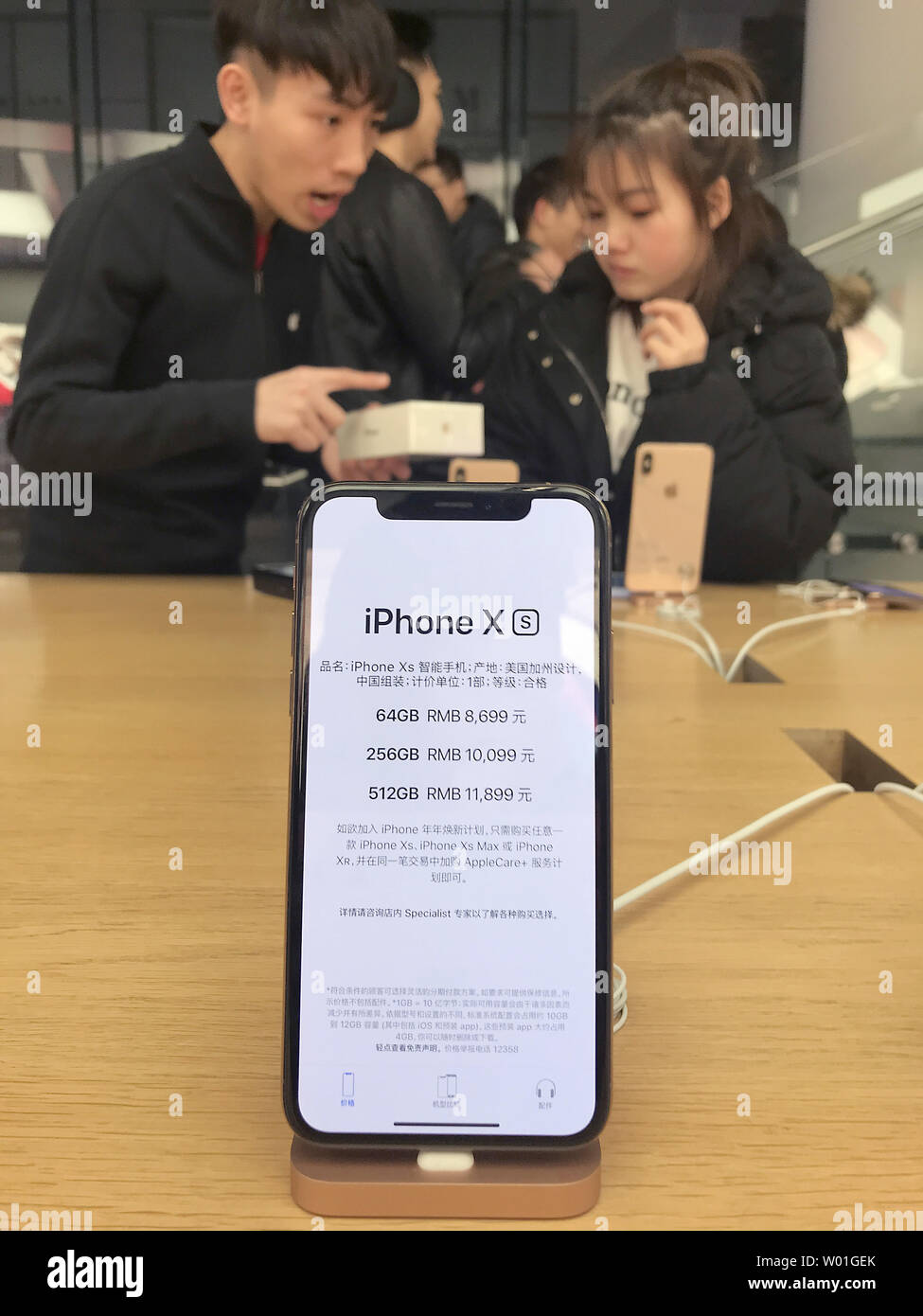 Chinese shop for new iPhones and Apple products at Apple's flagship ...