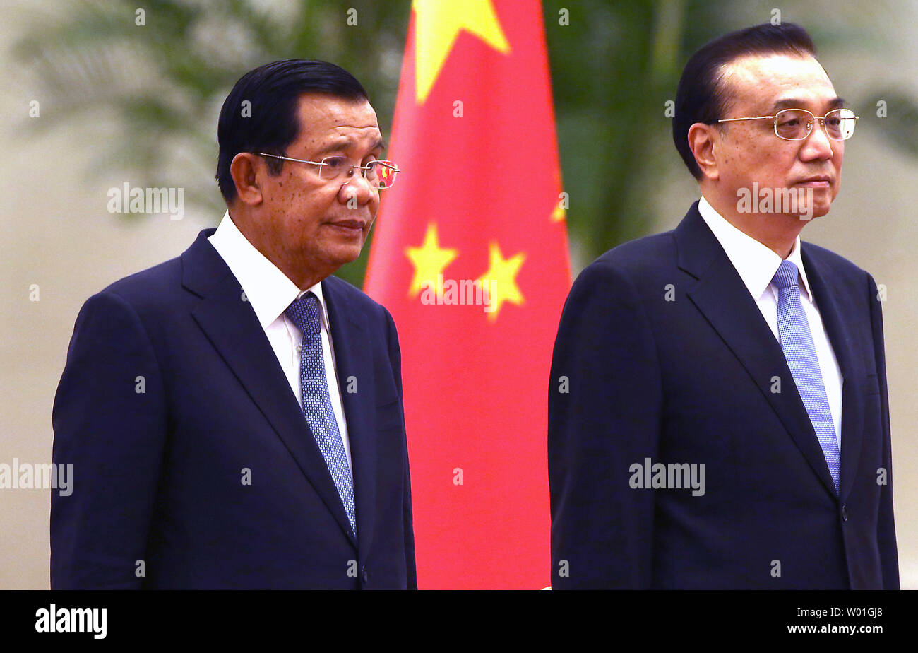 Chinese Premier Li Keqiang (R) and Cambodian Prime Minister Hun Sen ...