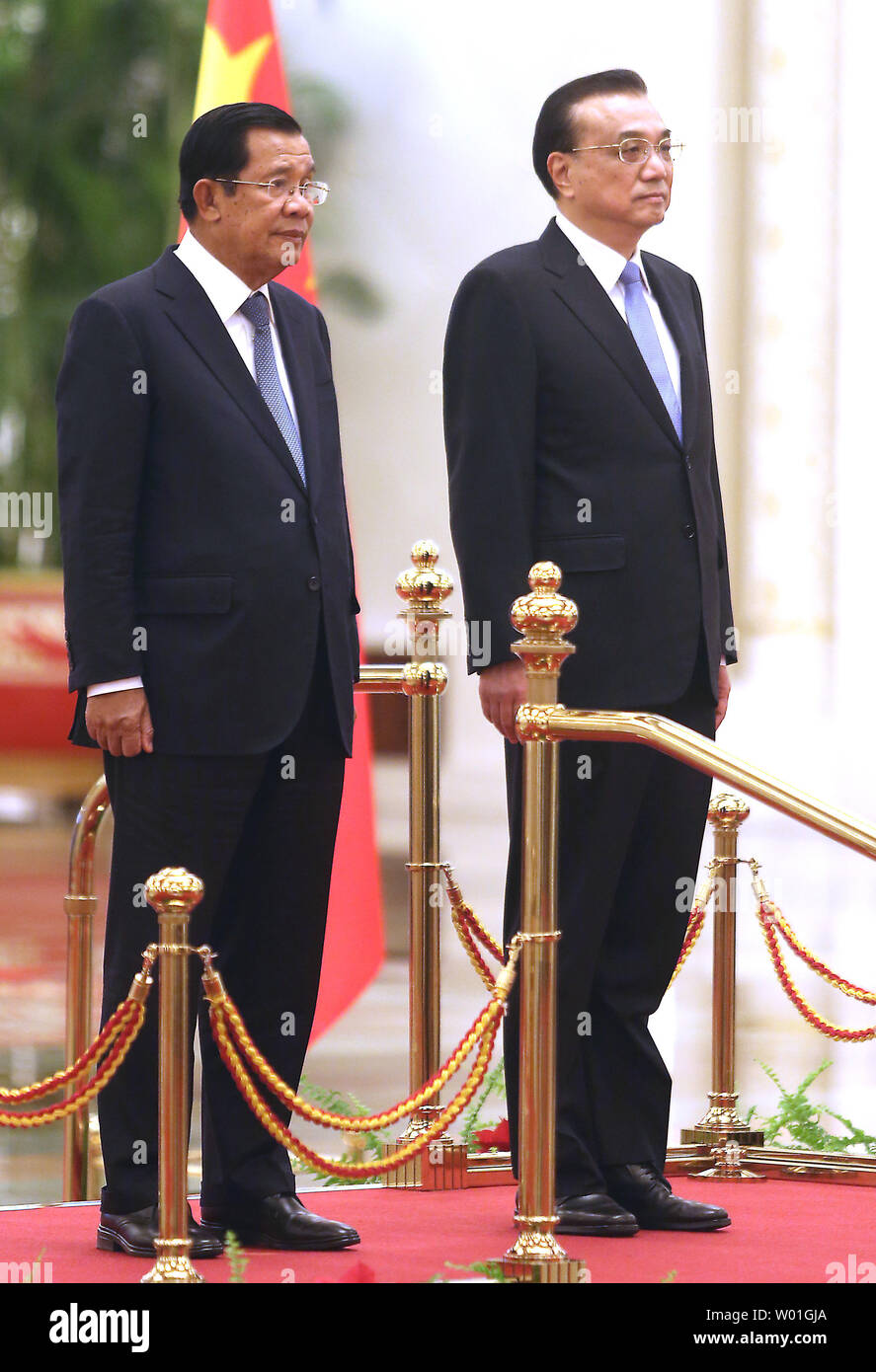 Chinese Premier Li Keqiang (R) and Cambodian Prime Minister Hun Sen ...