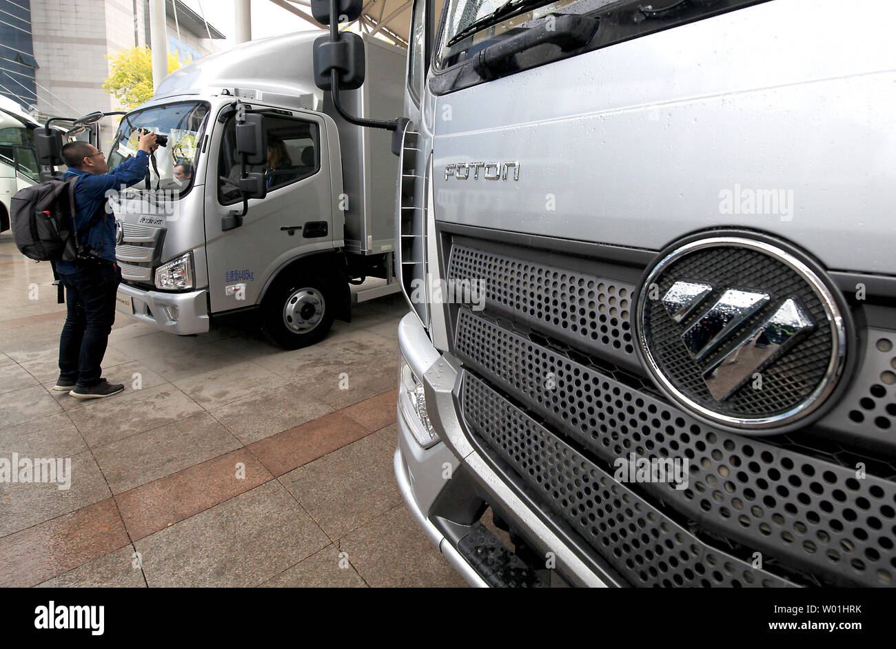 Journalists visit China's Foton AUV electric bus factory near Beijing ...