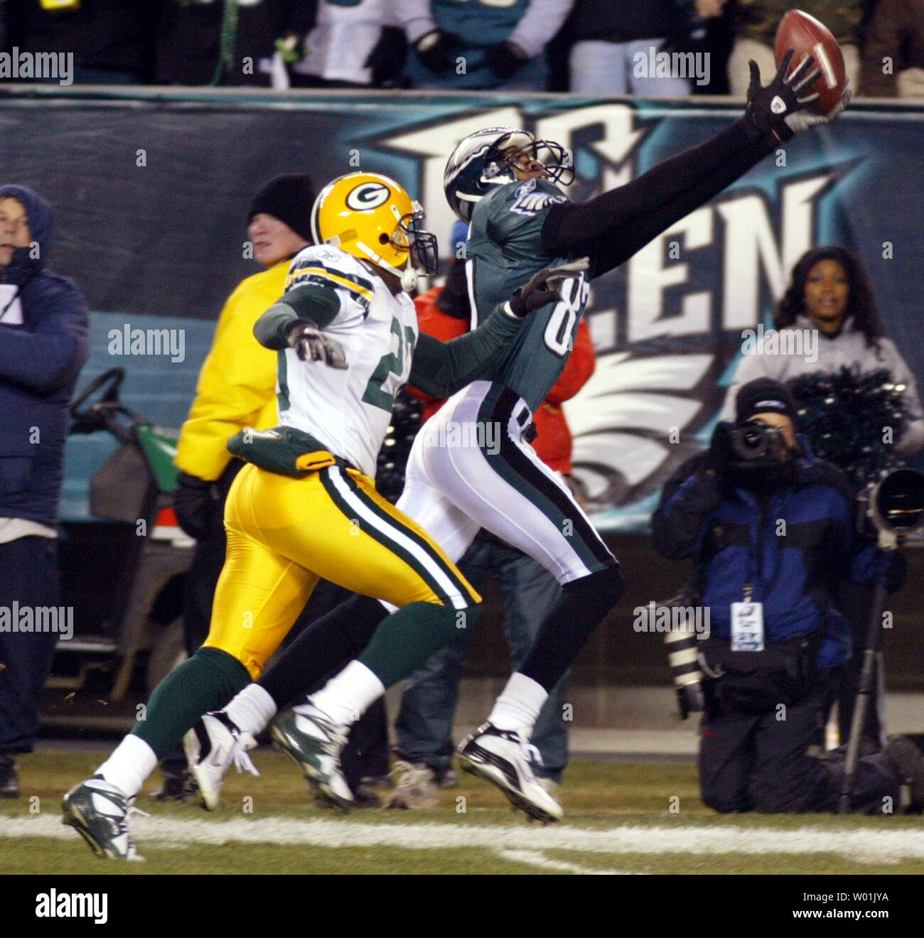 Philadelphia Eagles wide receiver Todd PInkston grabs a long pass. The ...