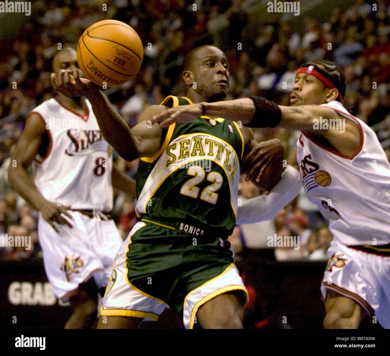 The Supersonics' Ronald Murray (22) attempts to drive past the 76ers ...