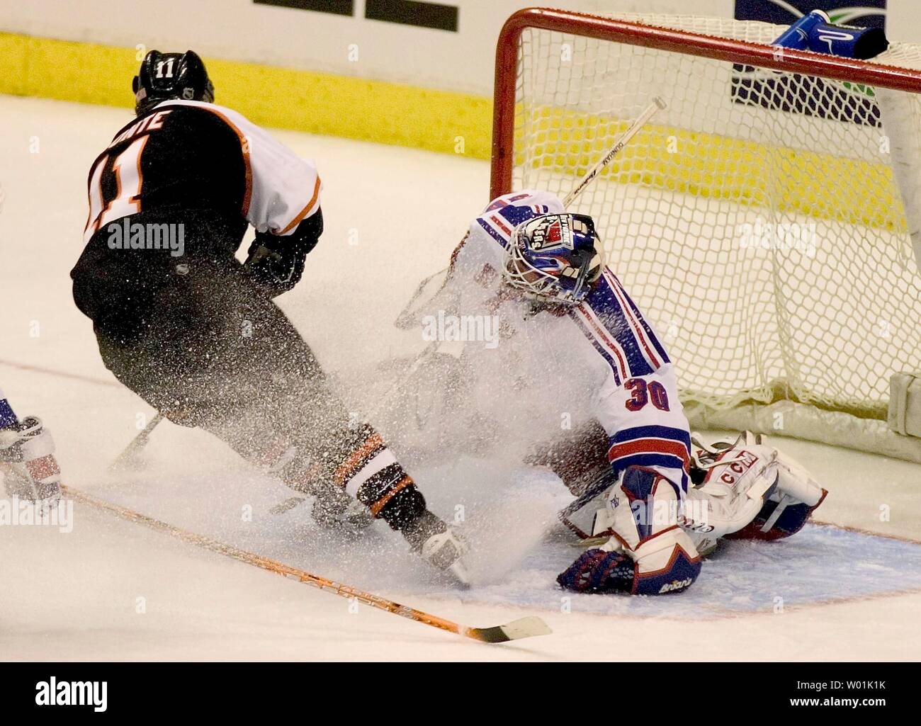 The Flyers' Tony Amonte (11) beats the Rangers' Goaltender Mike Durham ...