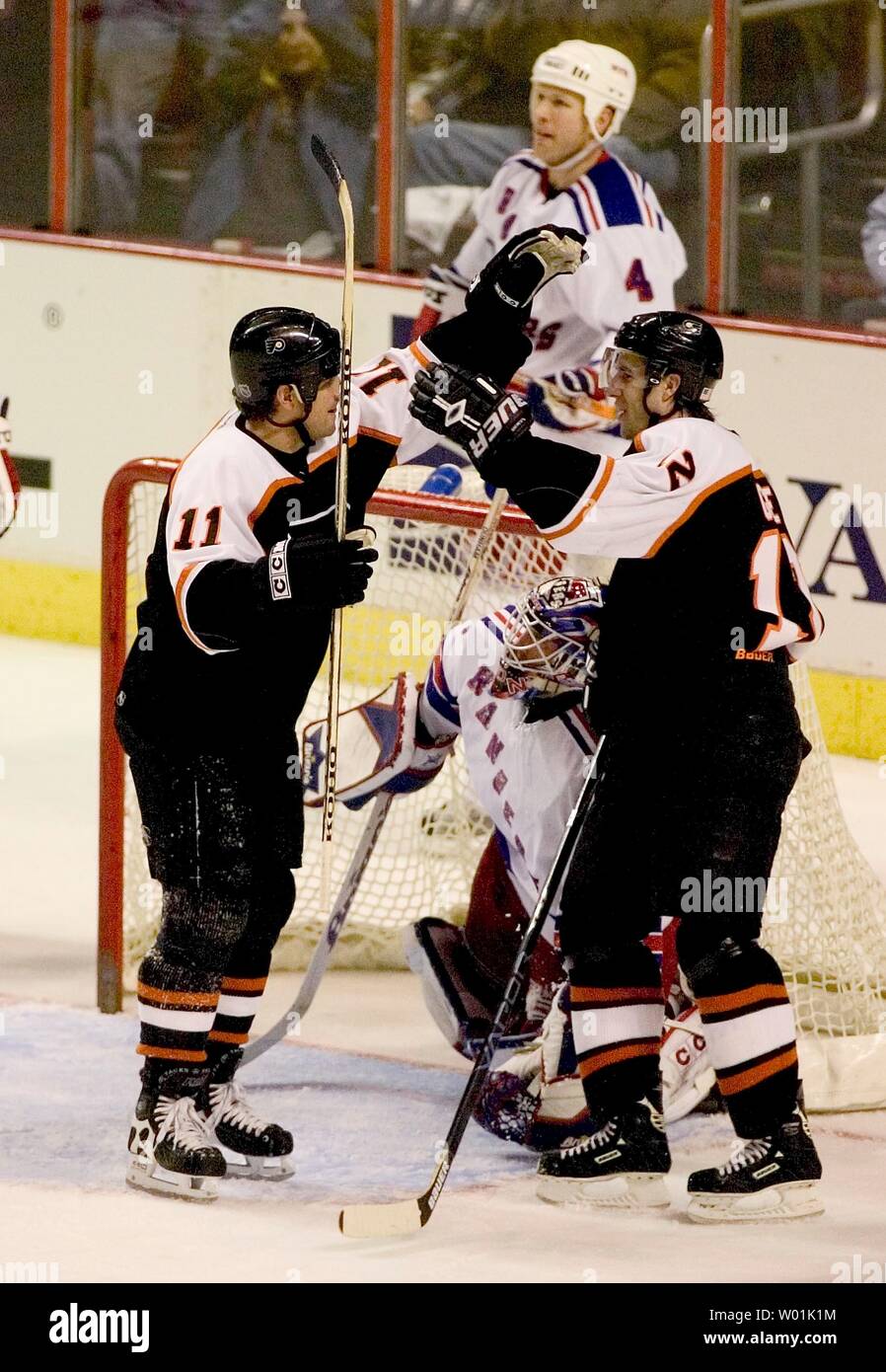 The Flyers' Tony Amonte (11) gets kudos from team mate Simon Gagne (12 ...