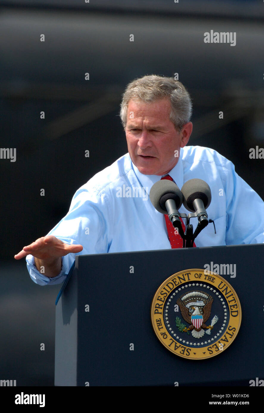 At the home of the Chinook helicopter, President George Bush delivers a ...