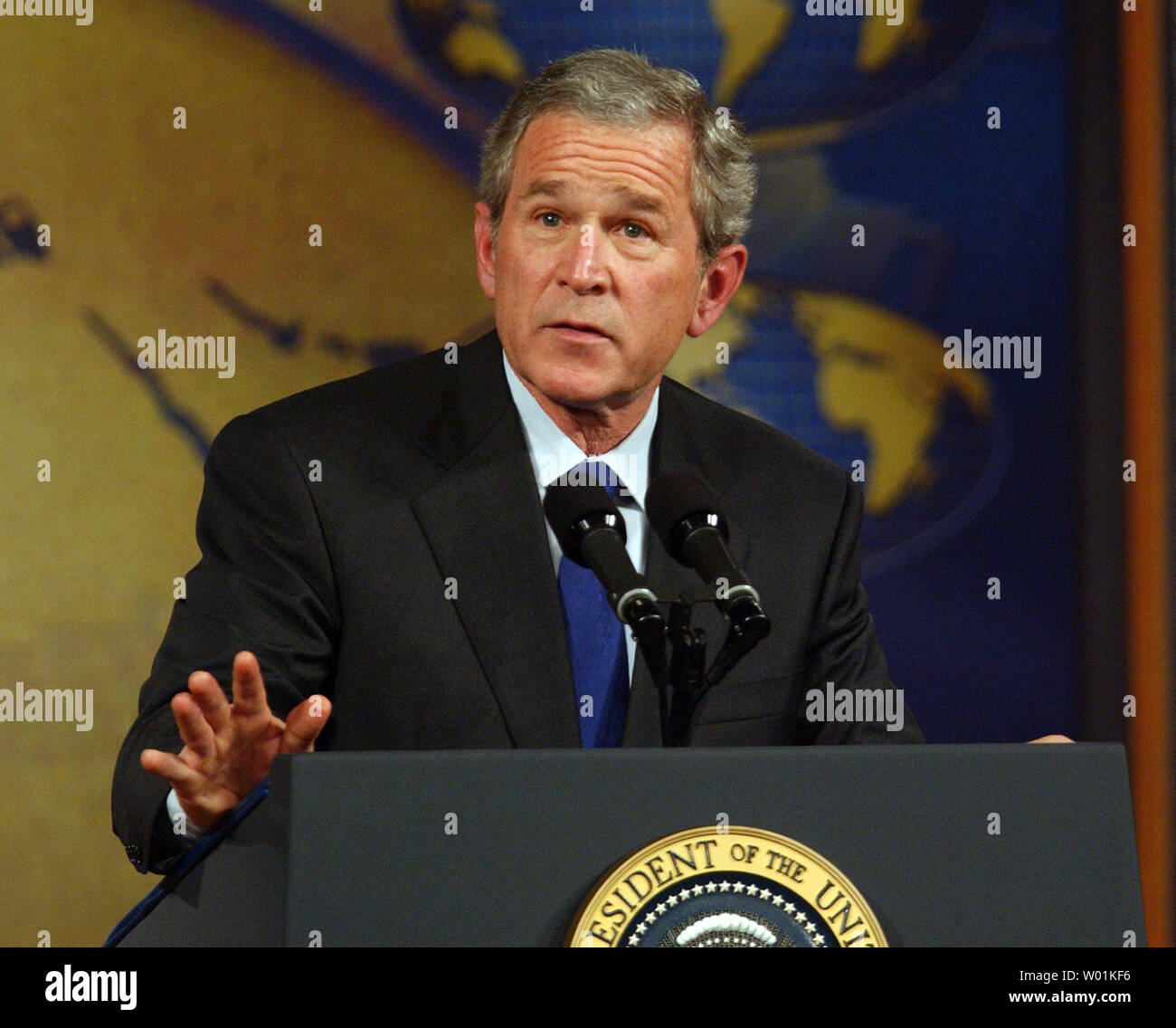 George w. bush speaking hi-res stock photography and images - Alamy