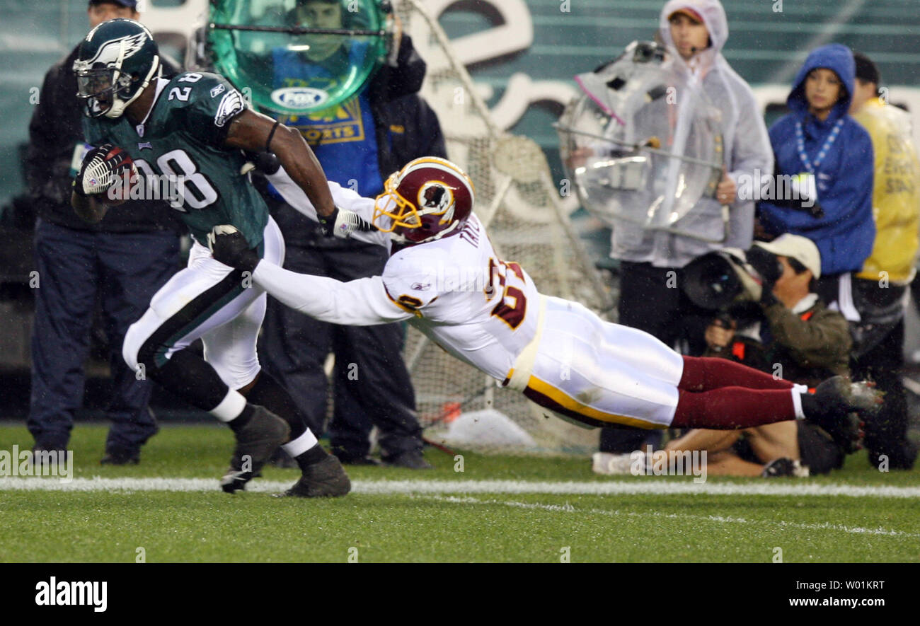 Philadelphia's Eagles running back Correll Buckhalter (28) shakes off ...