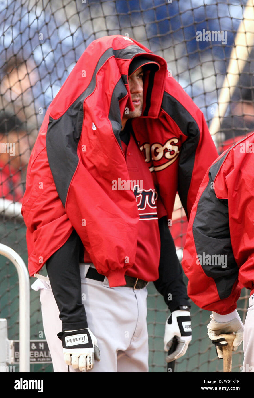 Houston Astros infielder Mike Lamb puts his coat over his head and ...