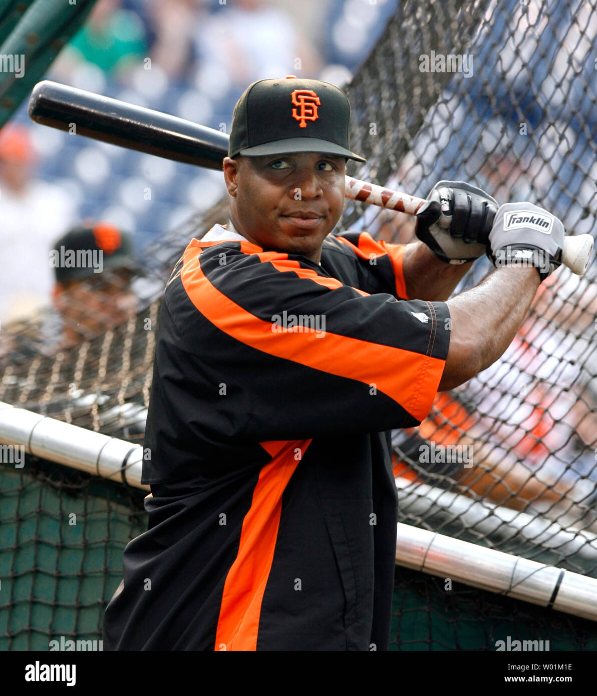San Francisco's batting ace Barry Bonds does some practice swings ...
