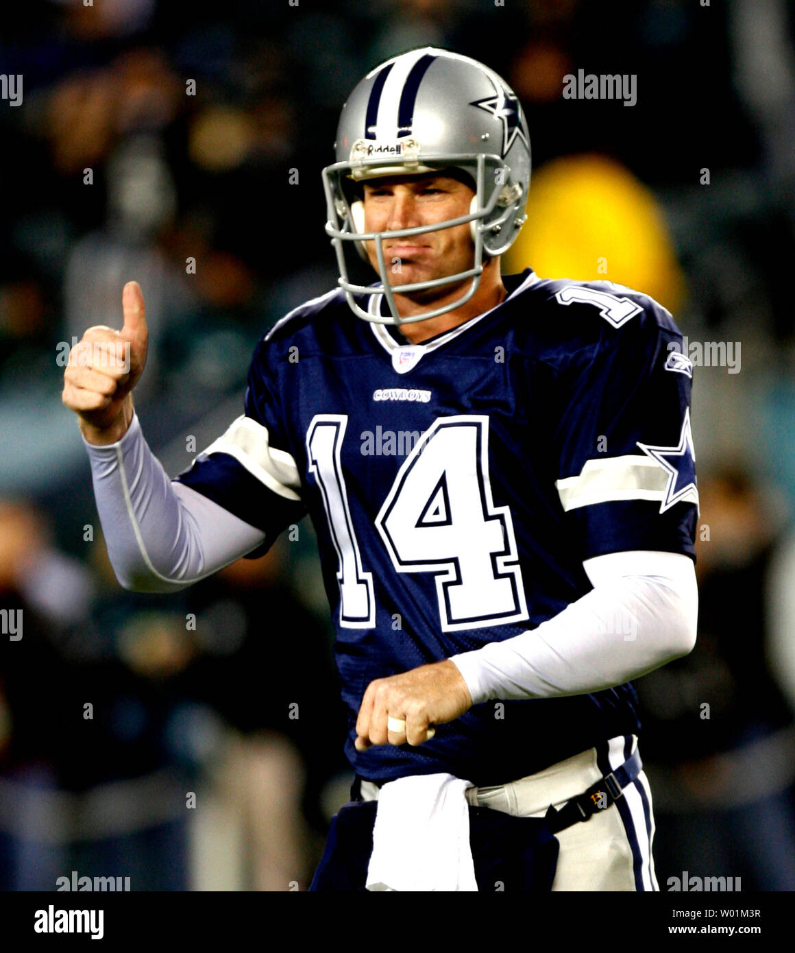 Dallas Cowboys backup quarterback Brad Johnson gives the "thumbs up ...