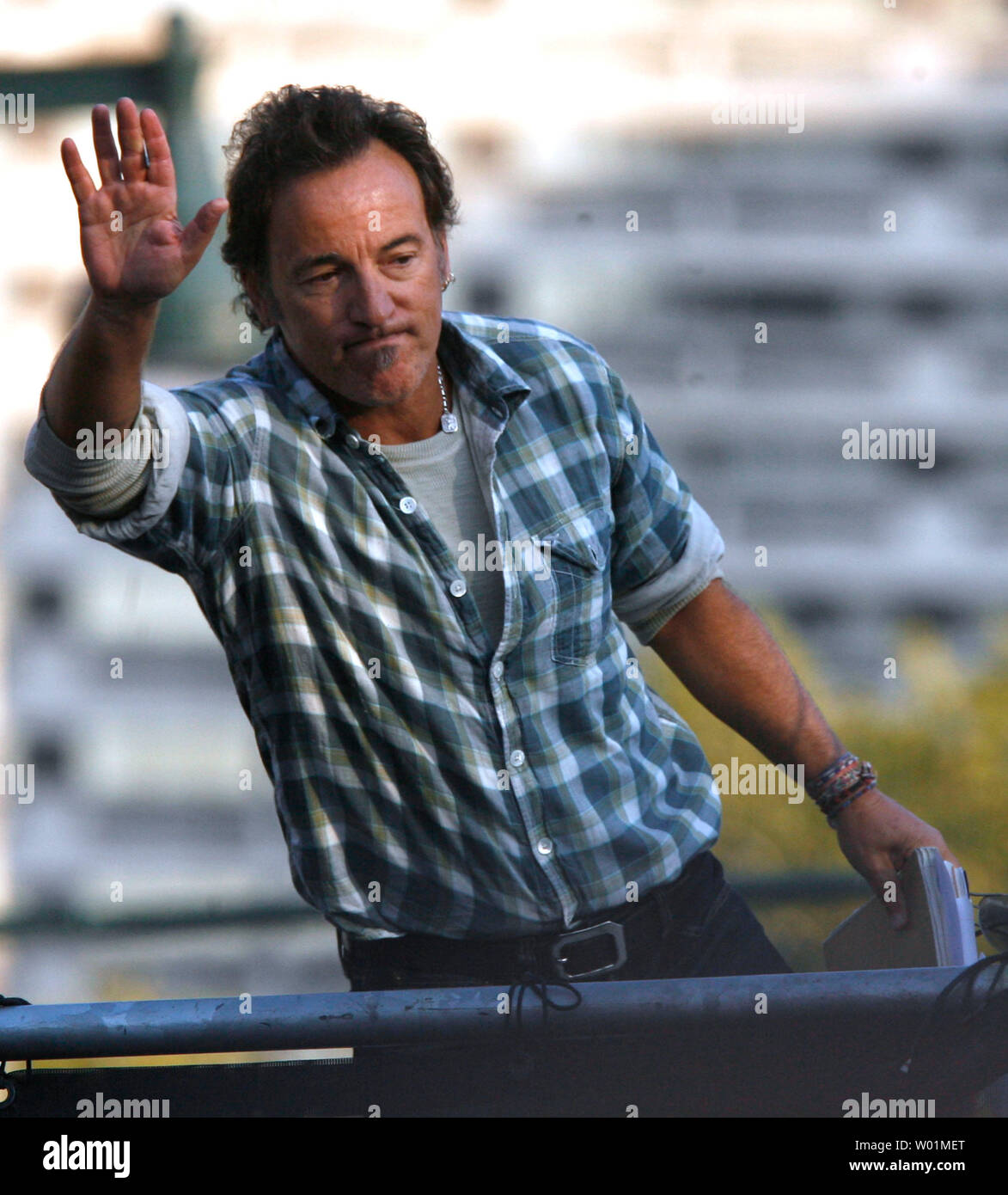 Photo of bruce springsteen performing in concert hi-res stock ...
