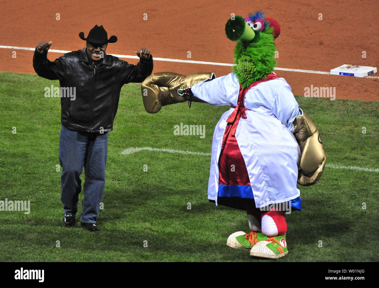 Philadelphia boxing legend 'Smokin' Joe Frazier is introduced by the ...