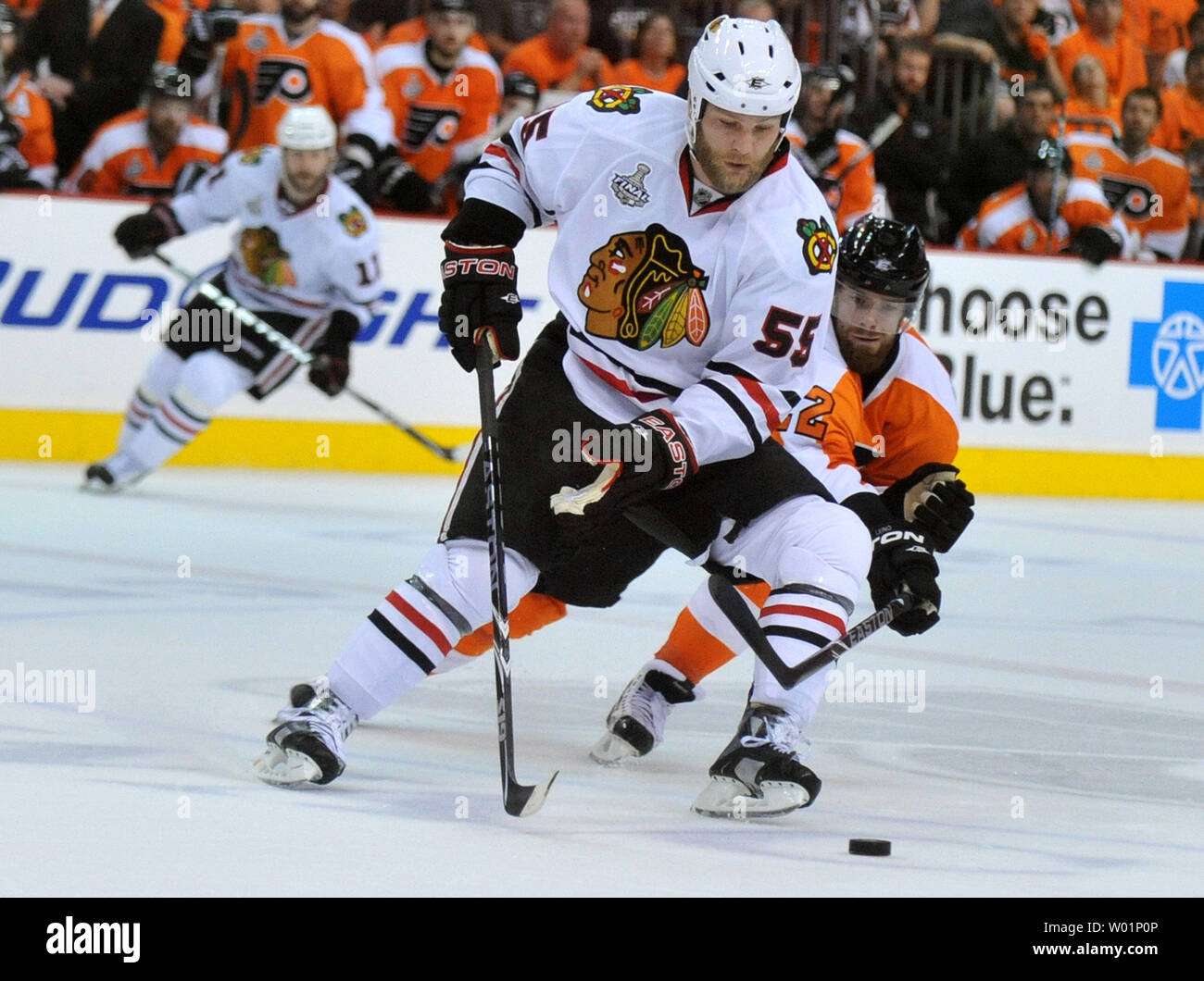 Chicago Blackhawks left wing Ben Eager (55) and Philadelphia Flyers ...