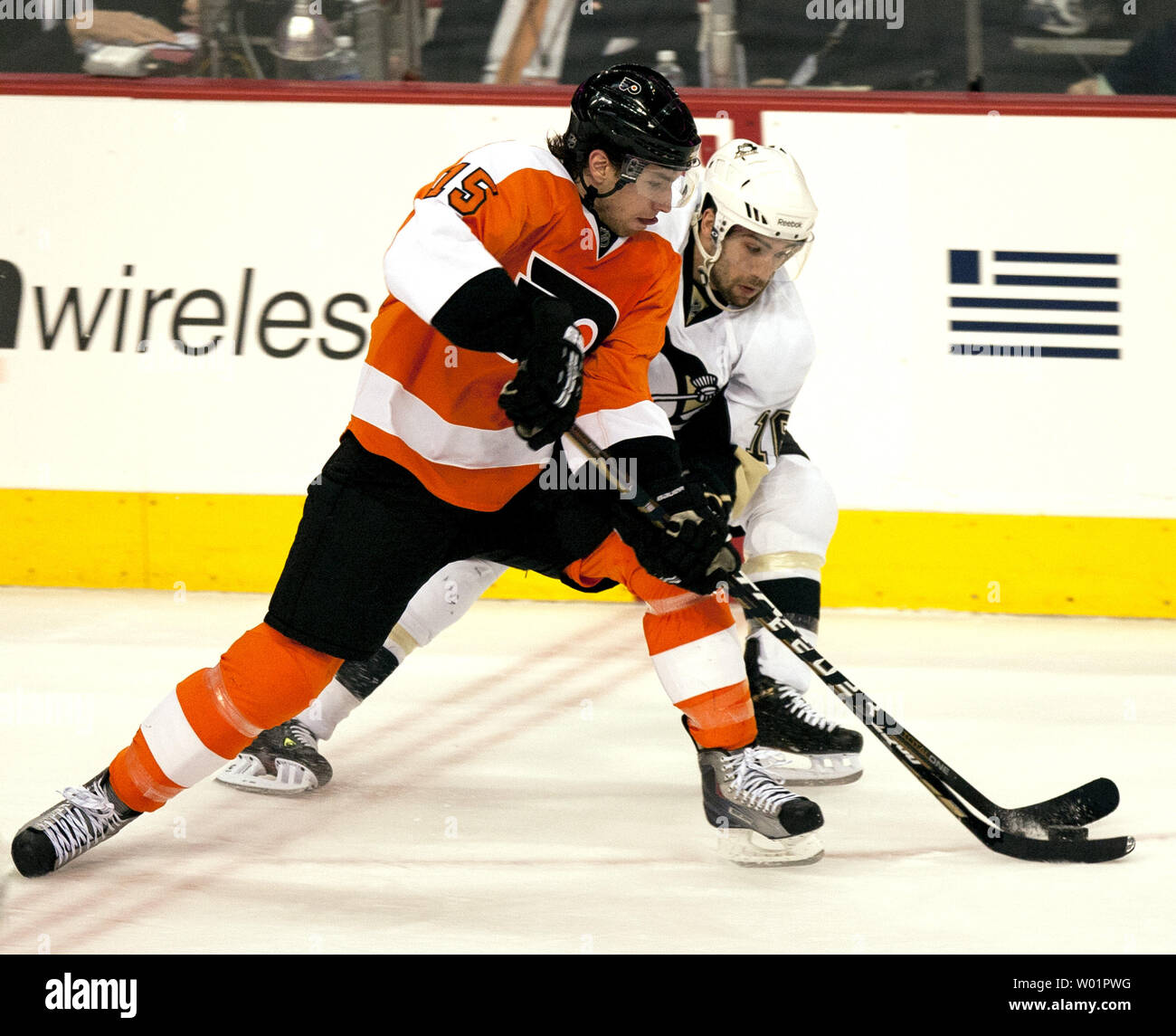 Philadelphia Flyers left wing Andreas Nodl and Pittsburgh Penguins left ...